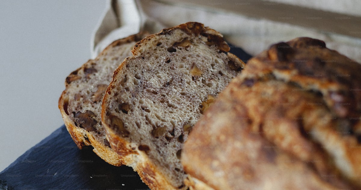 Foto Una Barra De Pan Encima De Una Tabla De Cortar Pan De Molde