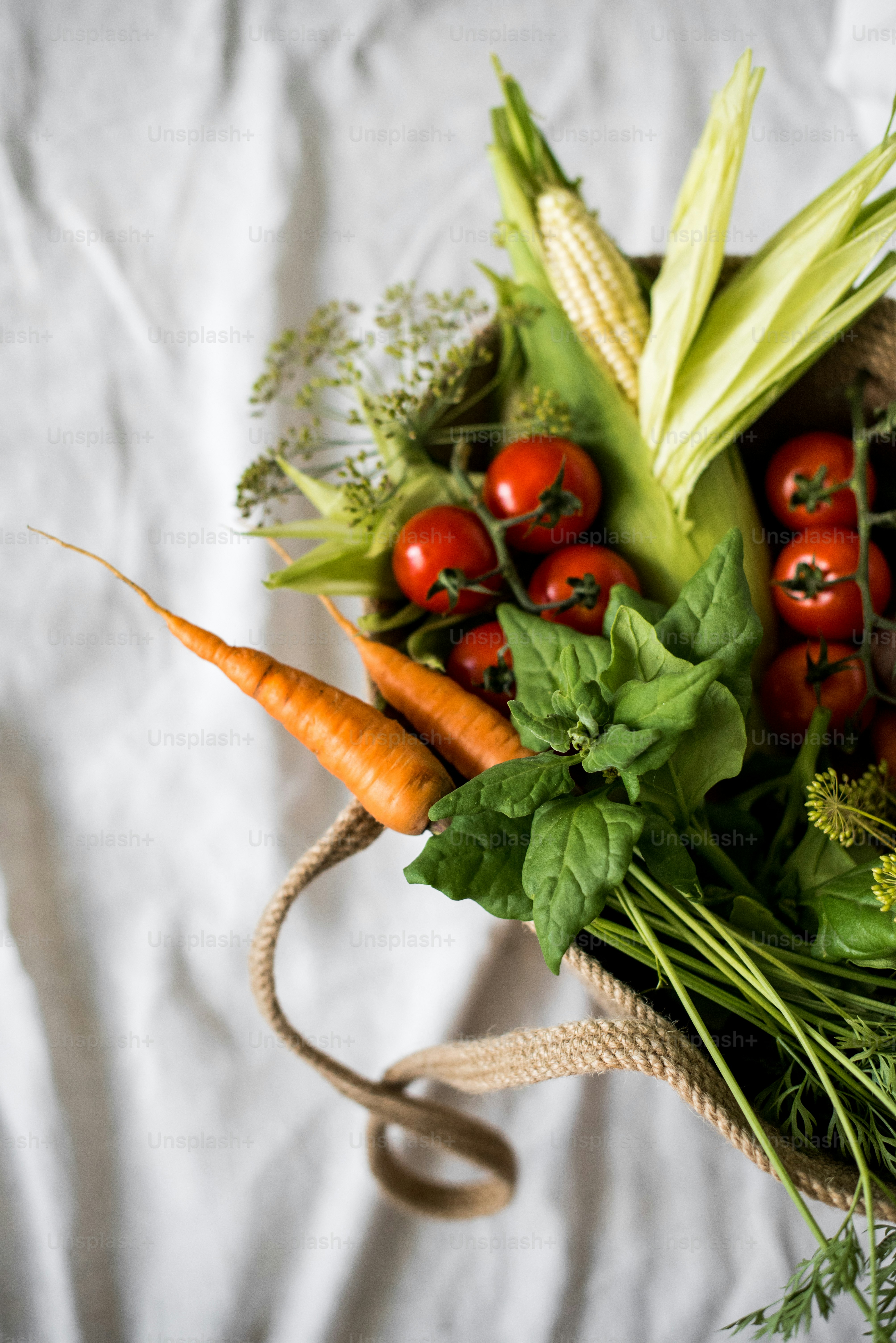 Un bouquet de légumes qui sont sur une table photo – Aliments Photo sur ...
