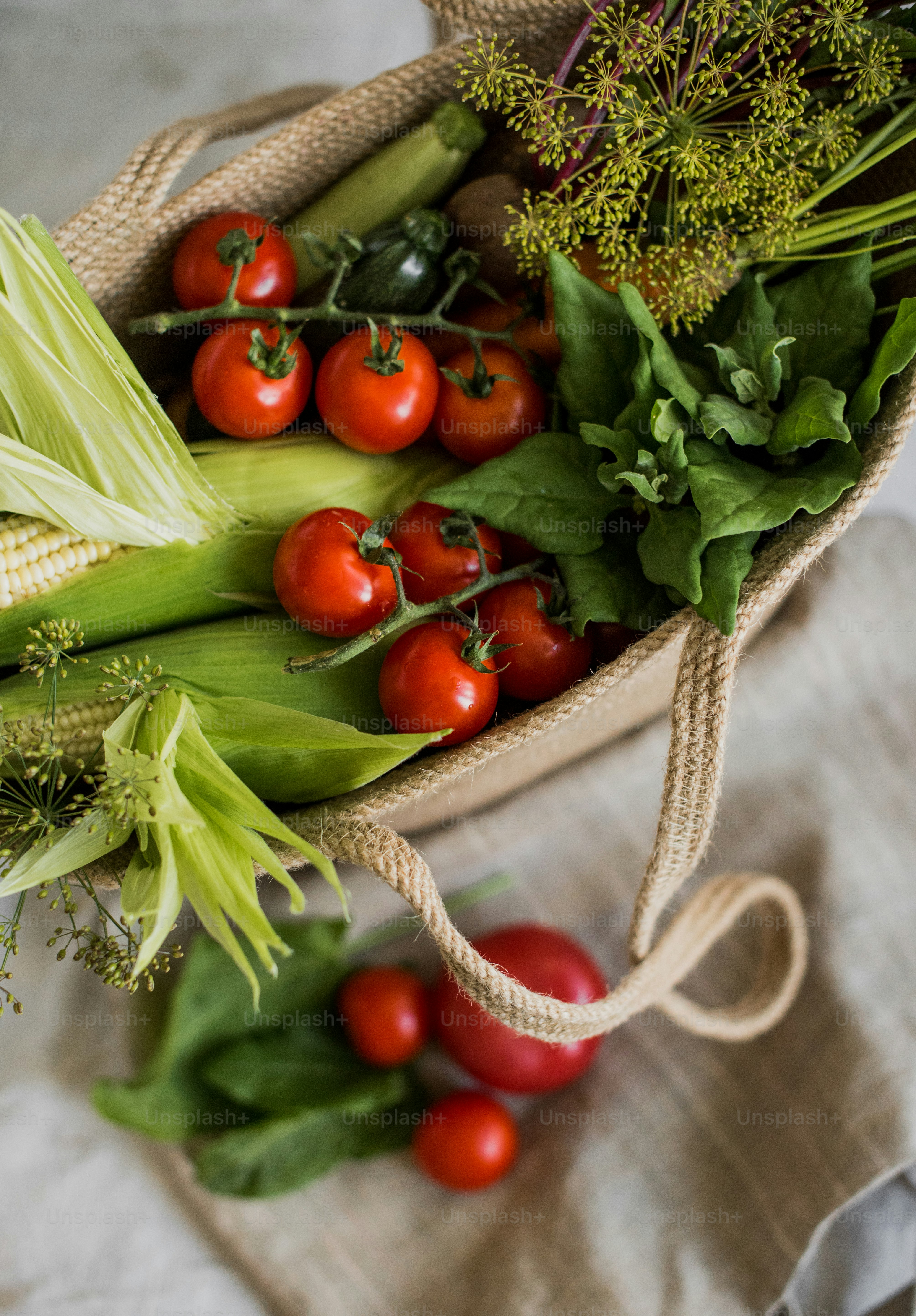 Foto Una canasta llena de muchos tipos diferentes de verduras ...