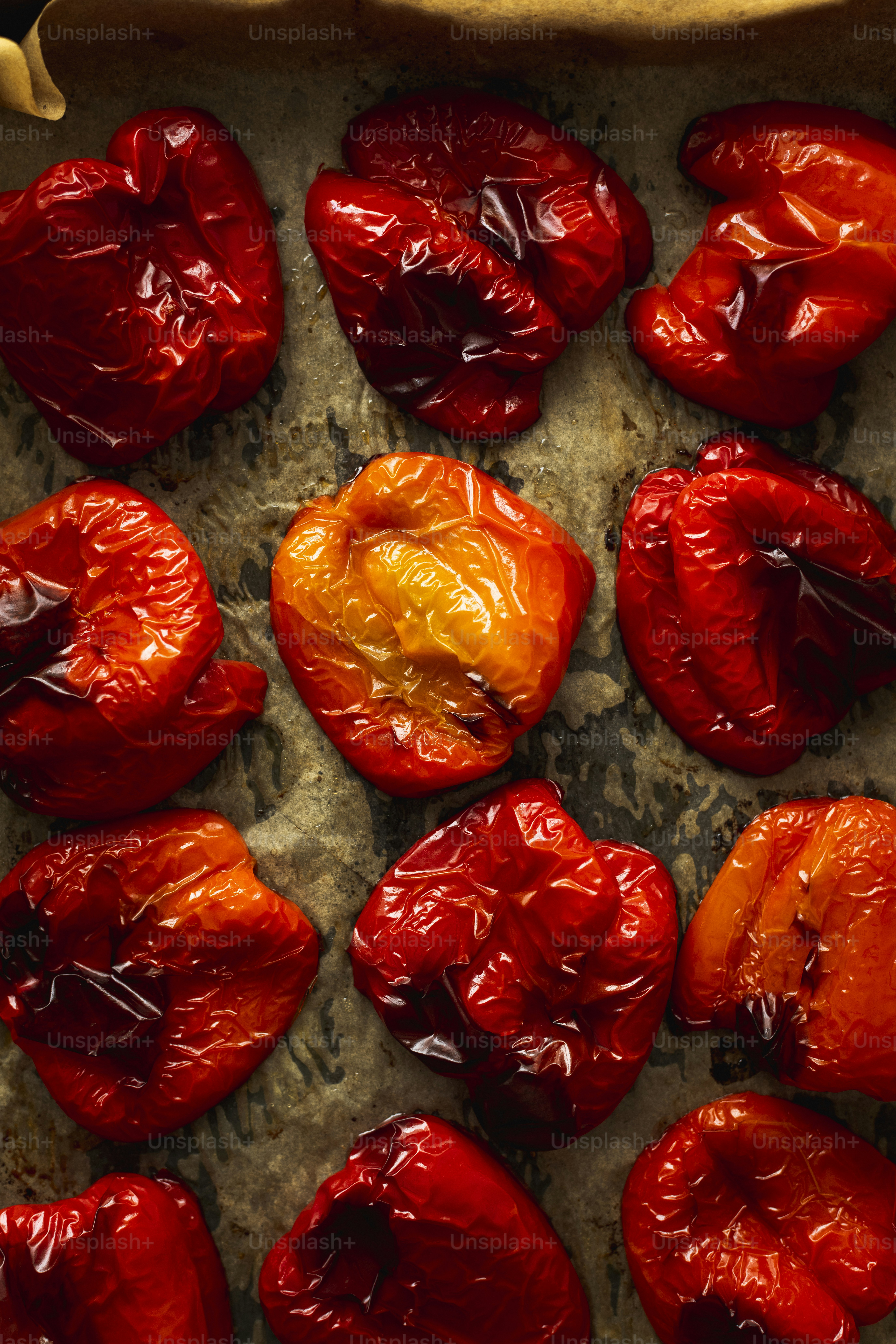 Un bouquet de poivrons rouges assis sur un comptoir photo – Piment ...