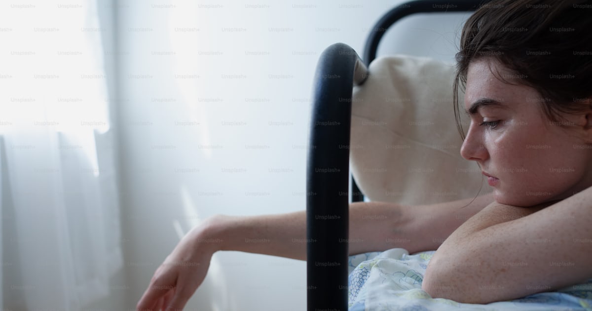 枕に腕を乗せてベッドに横たわる女性の写真 気になる Unsplashの写真