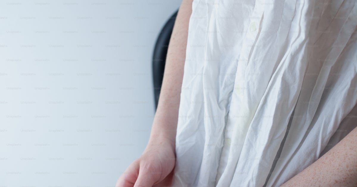 하얀 드레스를 입은 여자가 두 손을 모으고 있다 사진 Unsplash의 사회적 불안 이미지