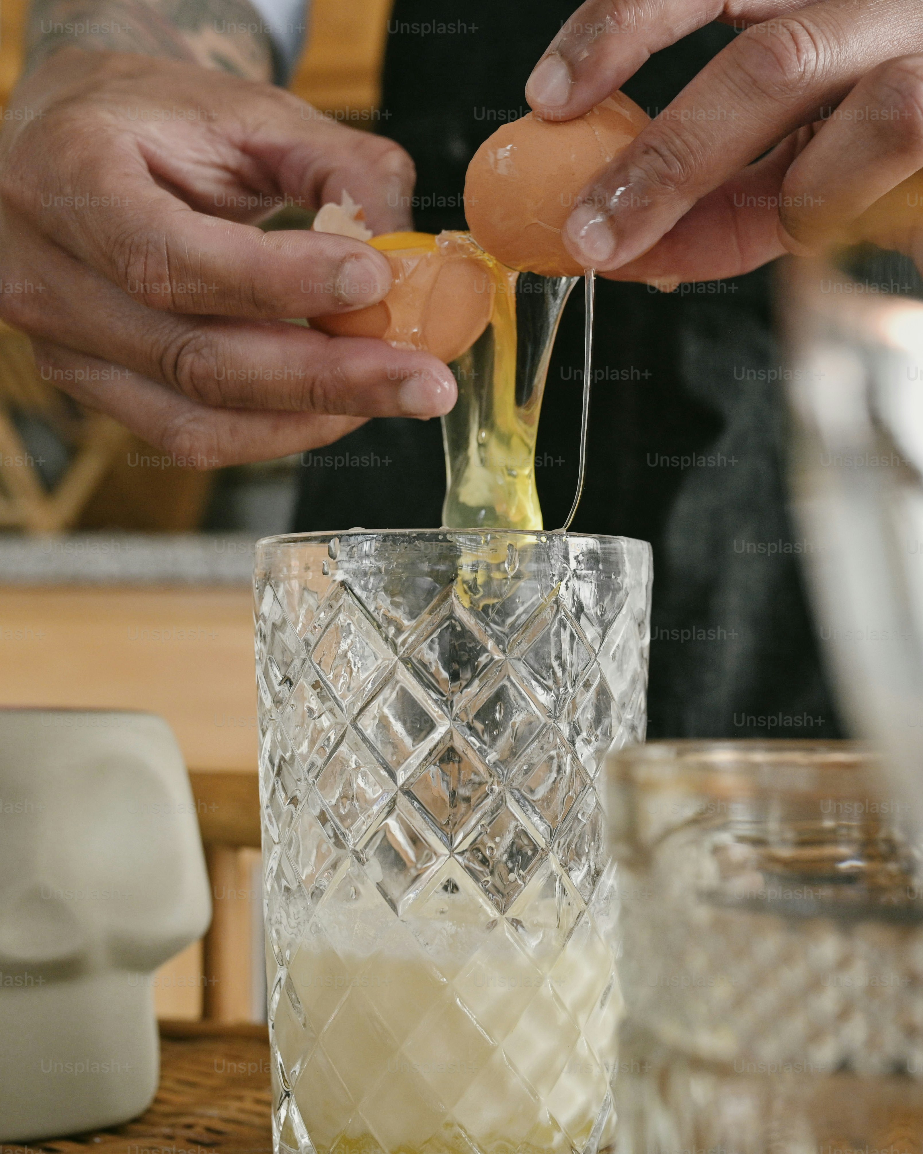 A person is putting an egg in a glass photo – Alcohol Image on Unsplash
