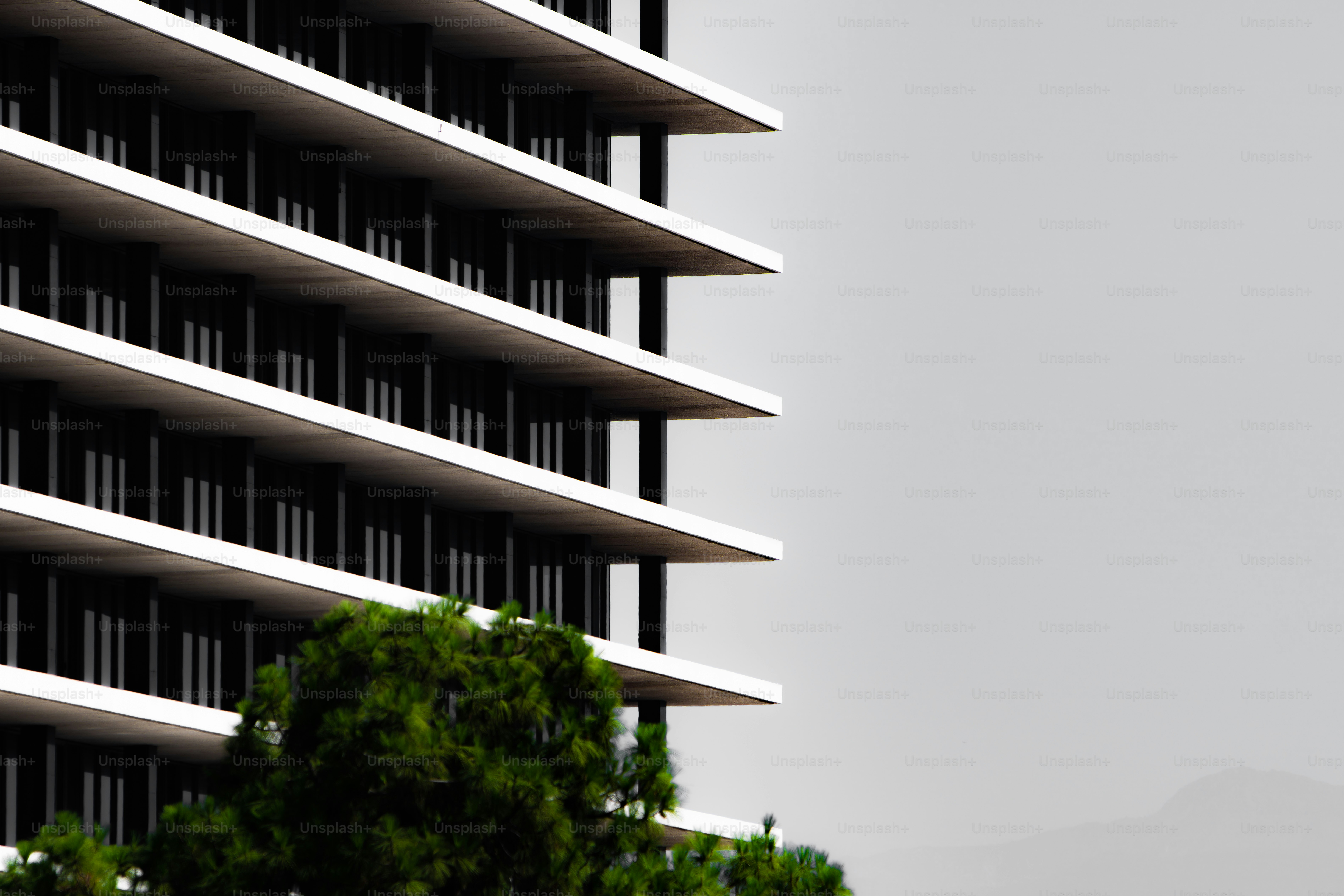 Un avión está volando frente a un edificio foto – Imagen de Fondo de pantalla de alta definición ...