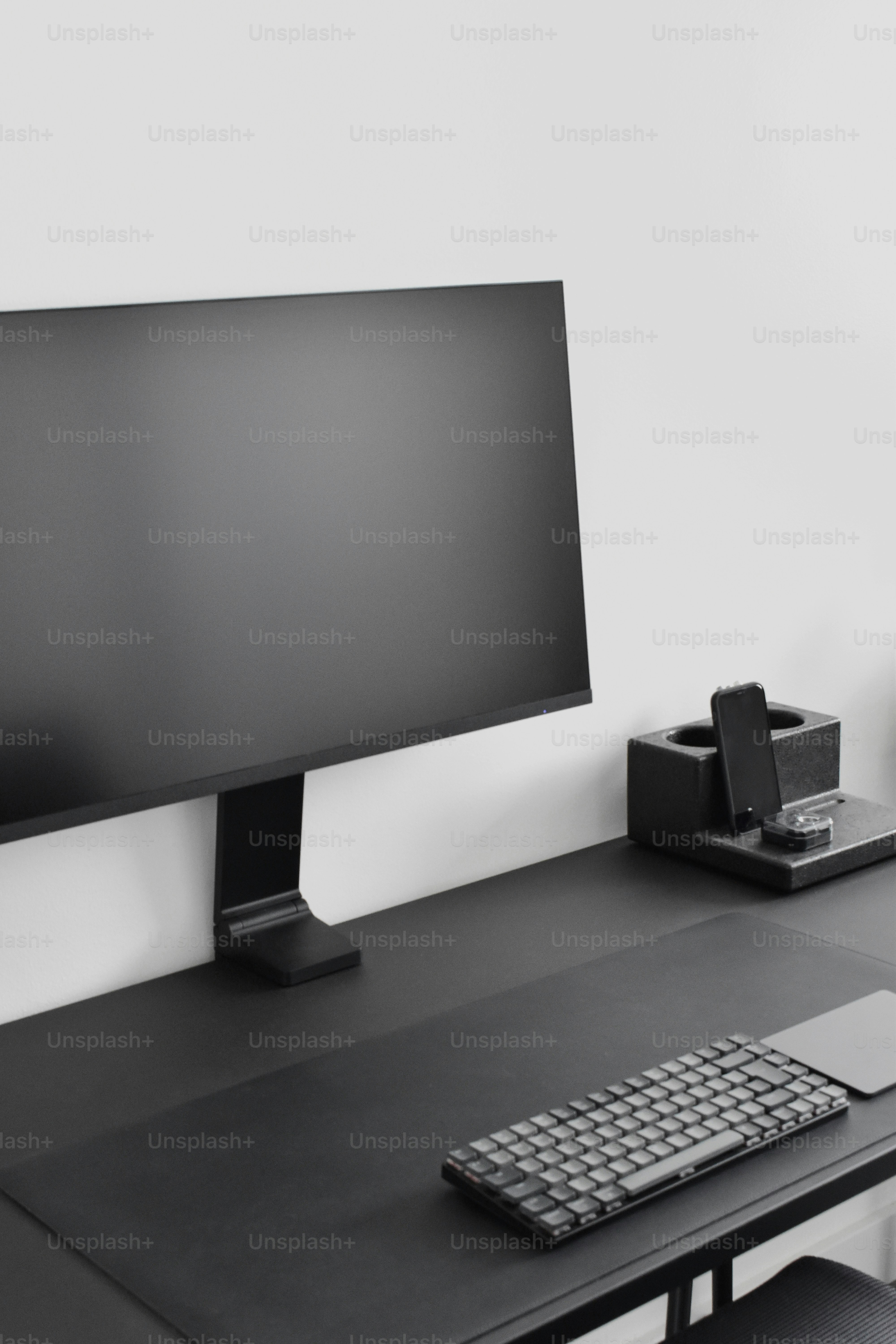 A computer monitor sitting on top of a desk photo – Minimal desk Image on Unsplash