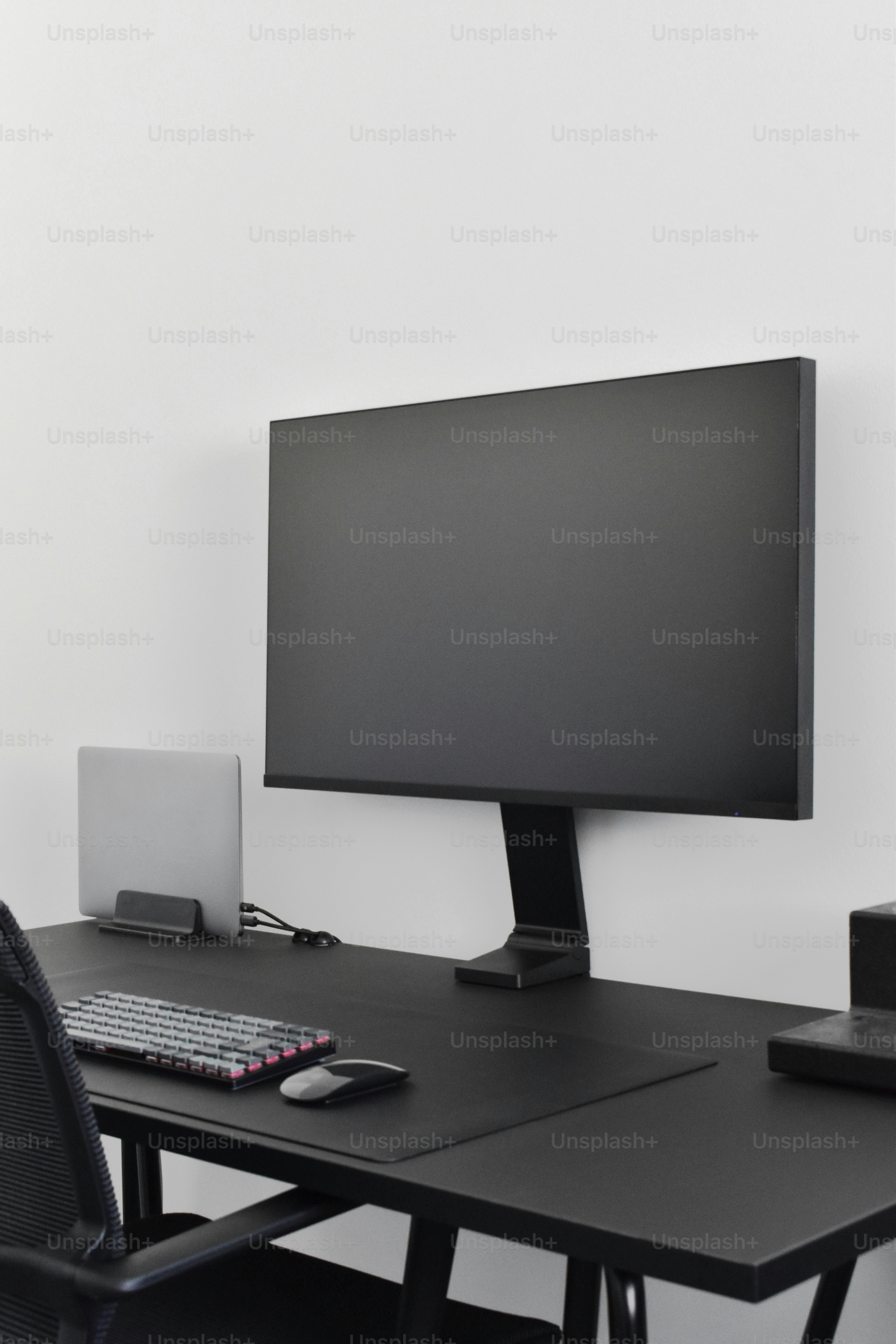 A desk with a computer monitor, keyboard and mouse photo – Office Image ...