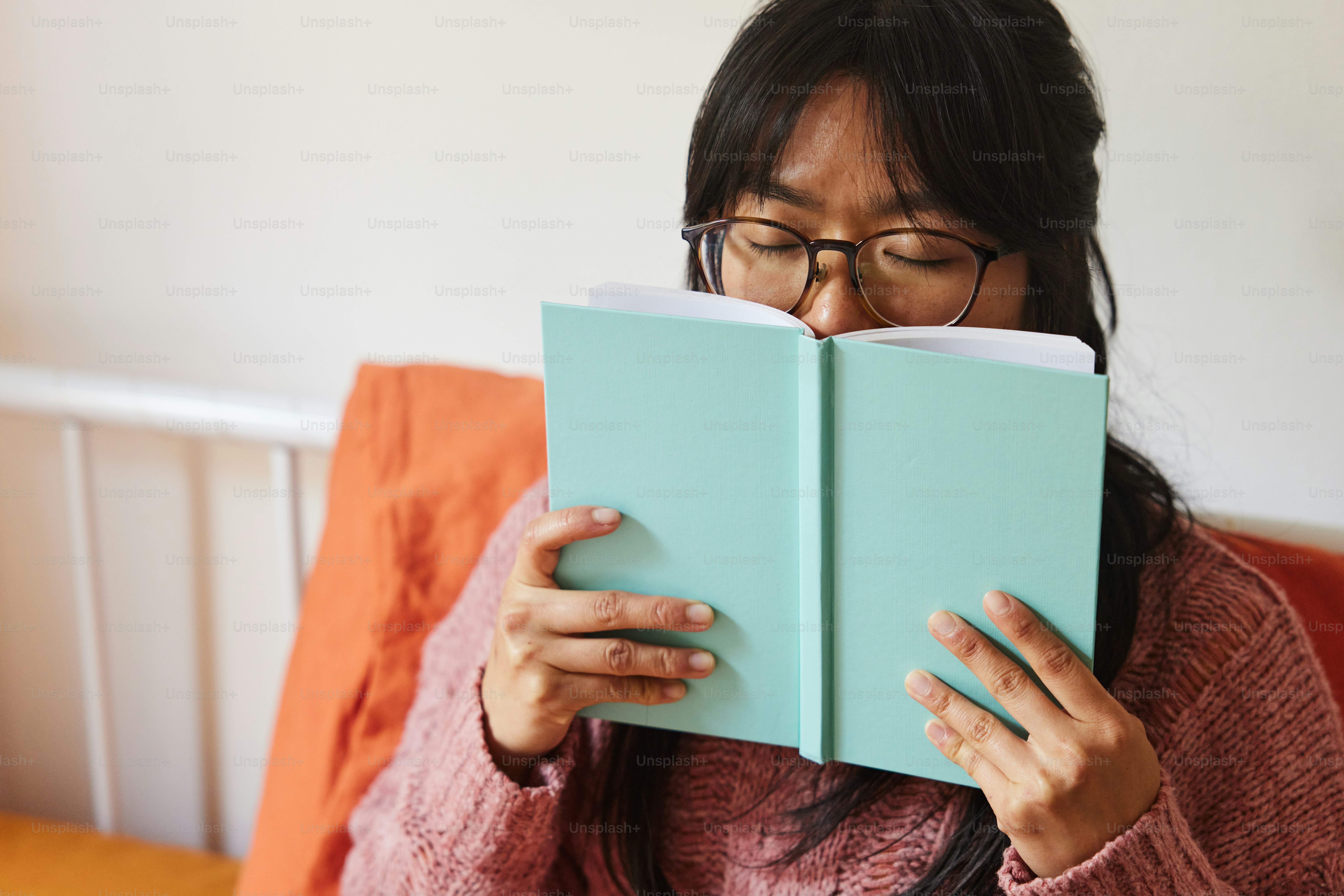 A woman reading a book on a bed photo – Read a book Image on Unsplash