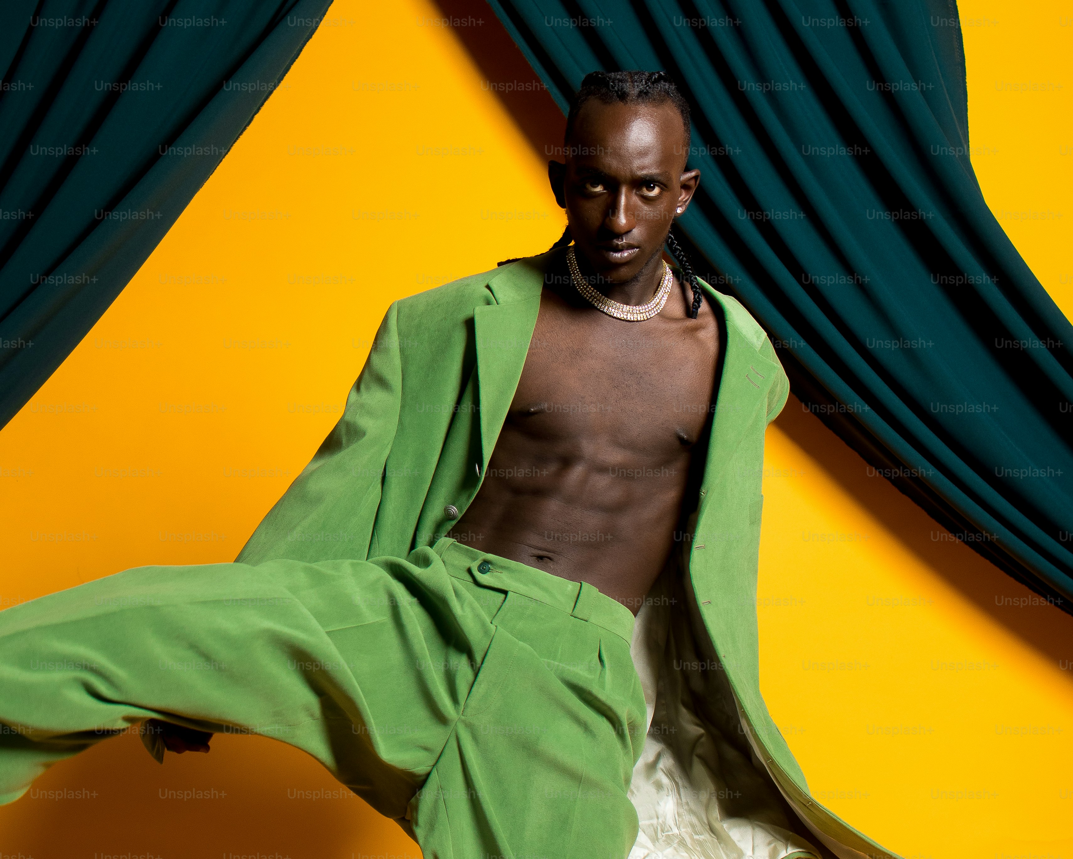 Un homme en costume vert posant pour une photo photo – Image de Style ...