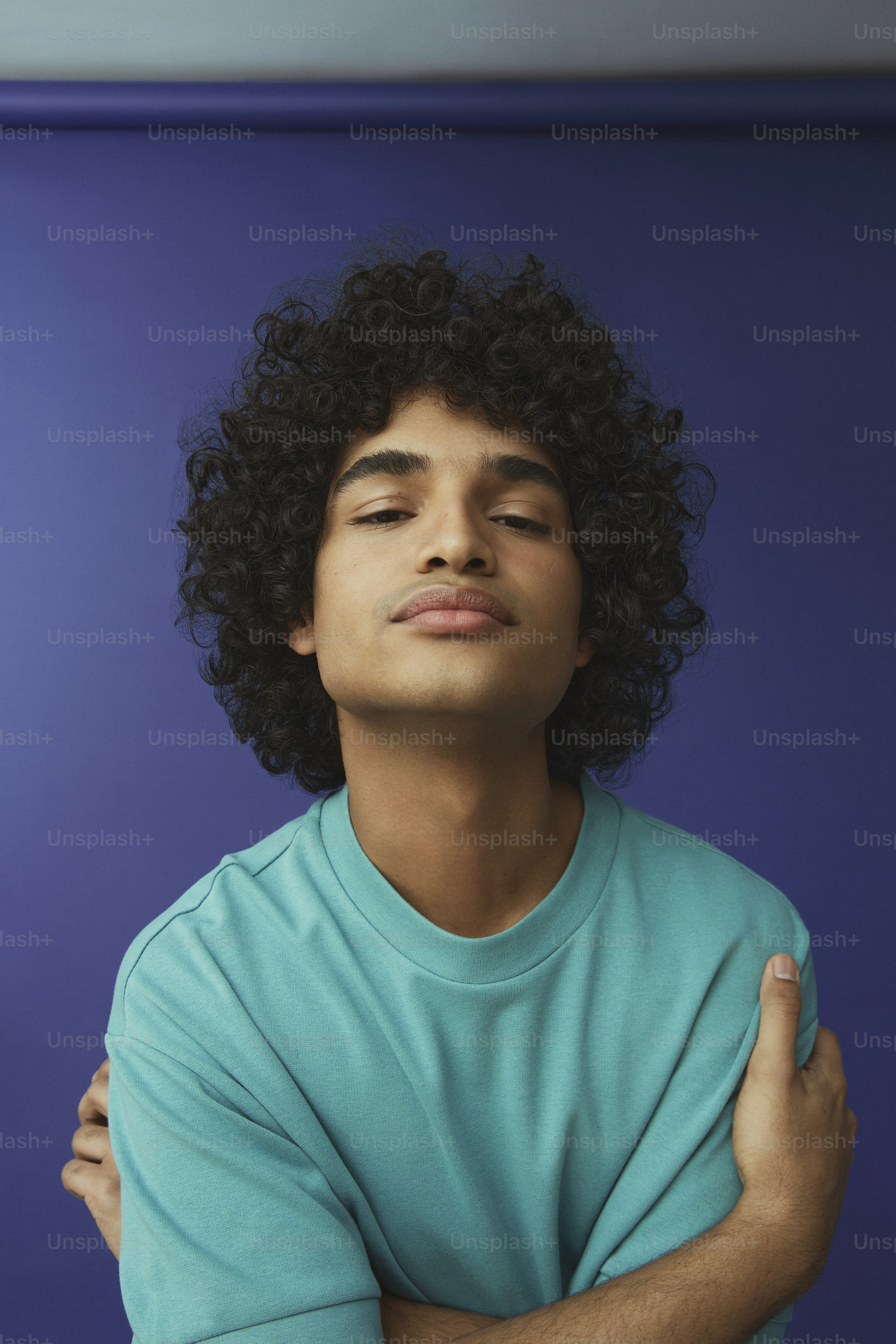 Un gros plan d’une personne aux cheveux bouclés photo – Image de Modèle ...