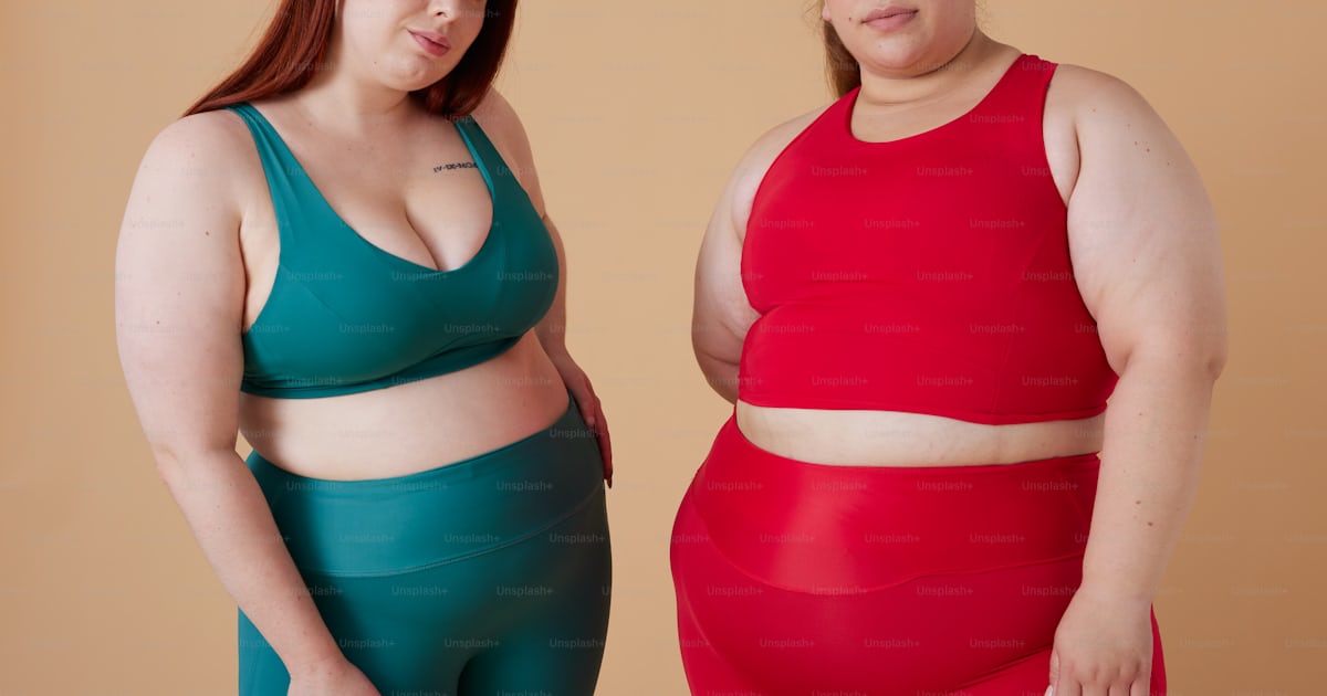 어울리는 의상을 입고 나란히 서 있는 두 여자 사진 Unsplash의 여자 이미지