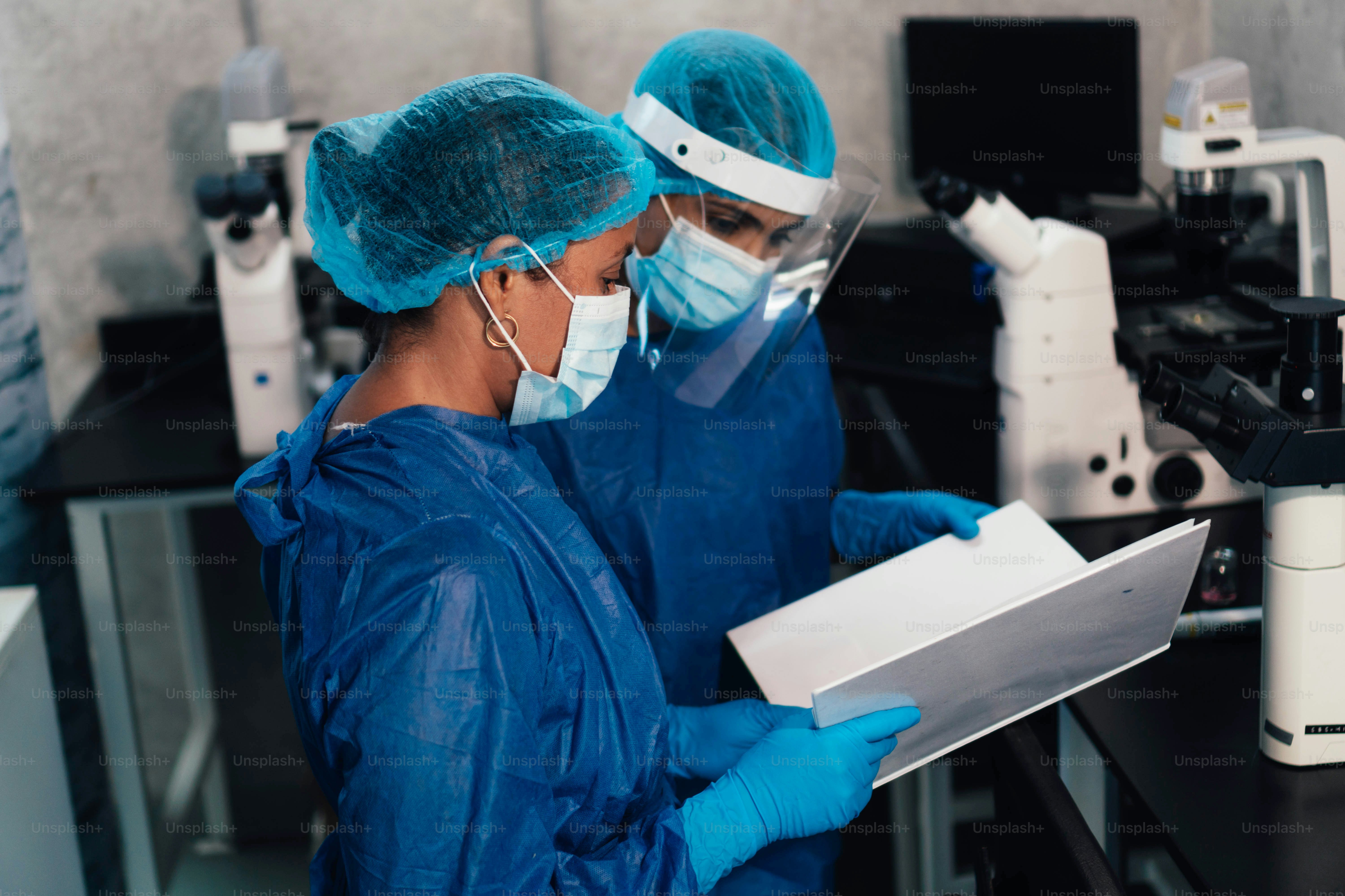 Mujer trabajando en un laboratorio profesional foto – Imagen de ...