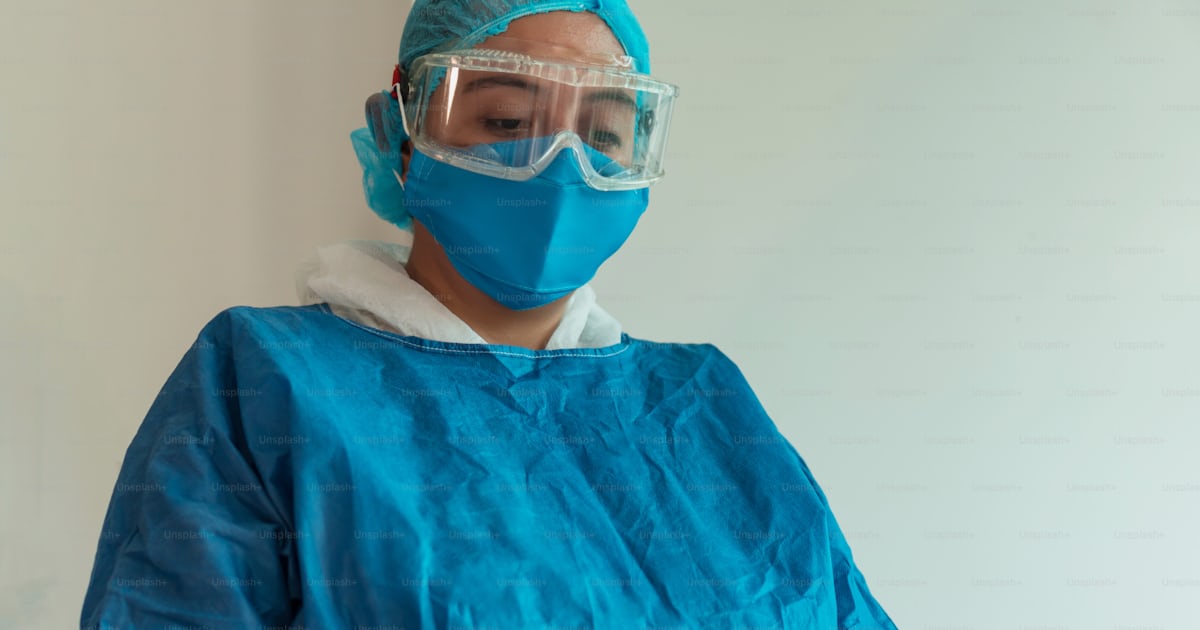 수술 마스크와 디지털 태블릿을 가진 간호사의 초상화 사진 Unsplash의 외과 의사 이미지