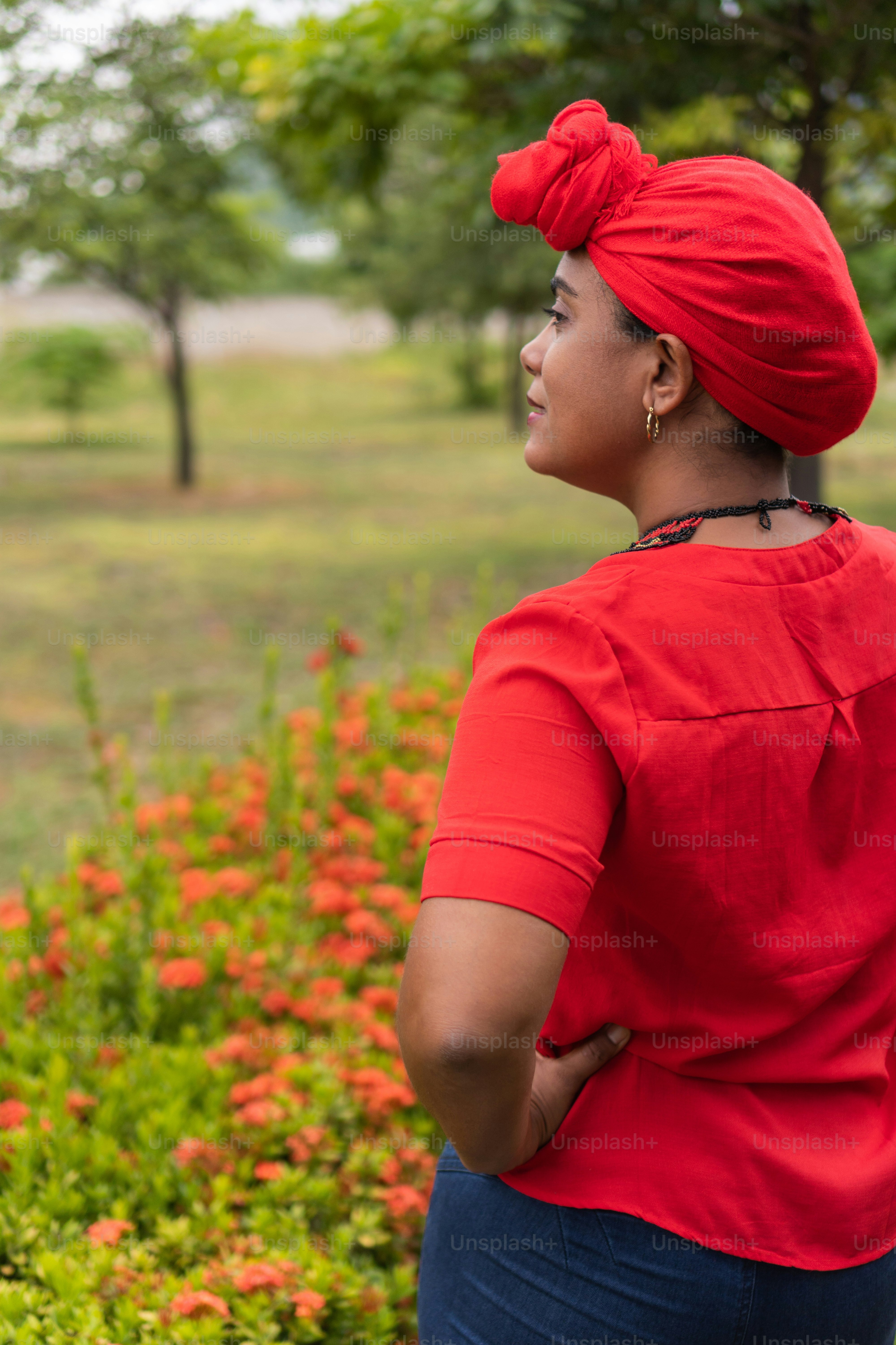 Foto Mujer afrocolombiana segura de sí misma en el parque – Colombia ...