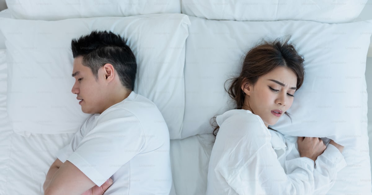 아시아 젊은 부부는 싸움 논쟁 후 고통스러운 침대에 누워 있습니다 갓 결혼한 남녀는 다툼 갈등으로 가슴이 아파하고 침실에서