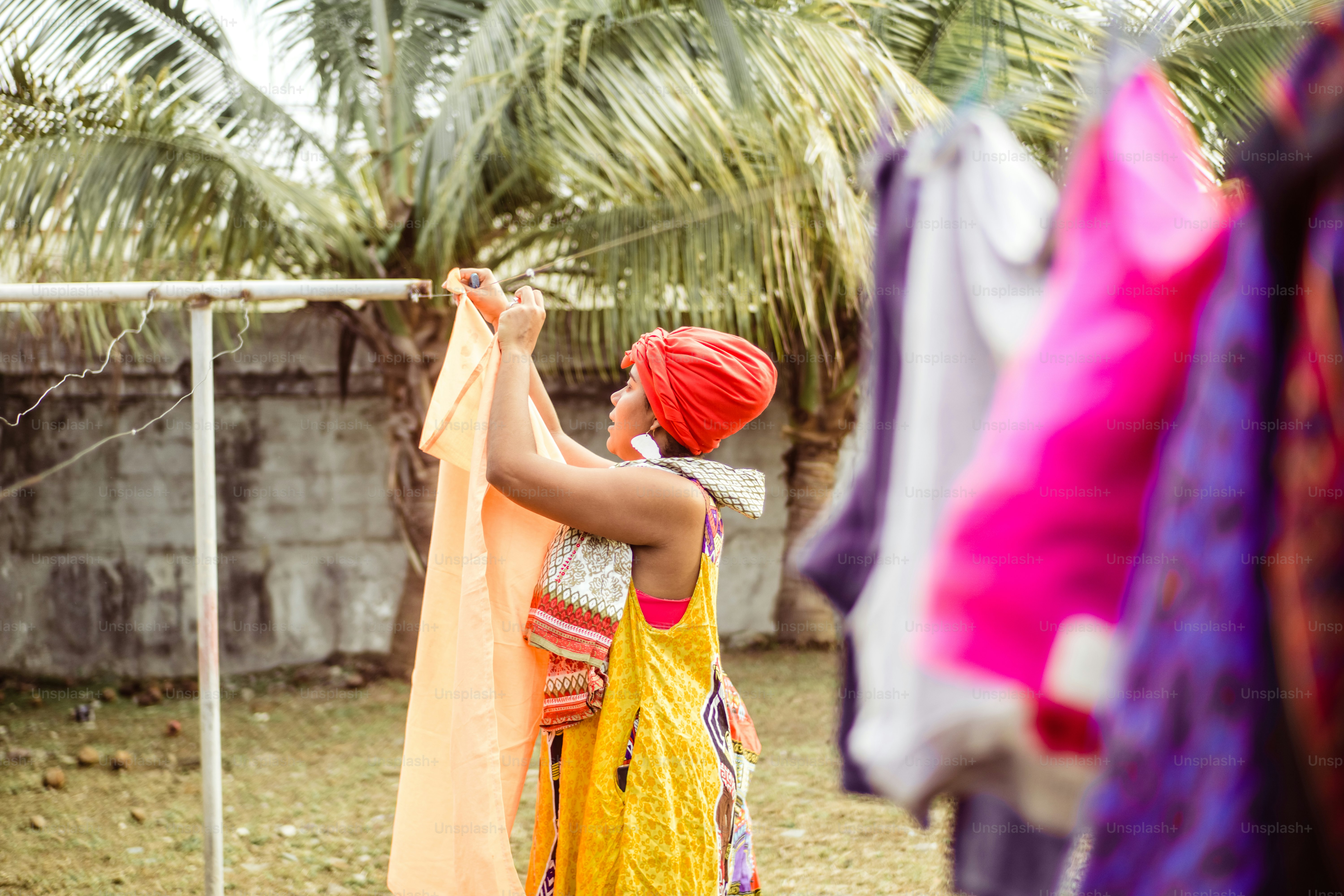 Black woman hanging washed clothes. photo – Clothing Image on Unsplash