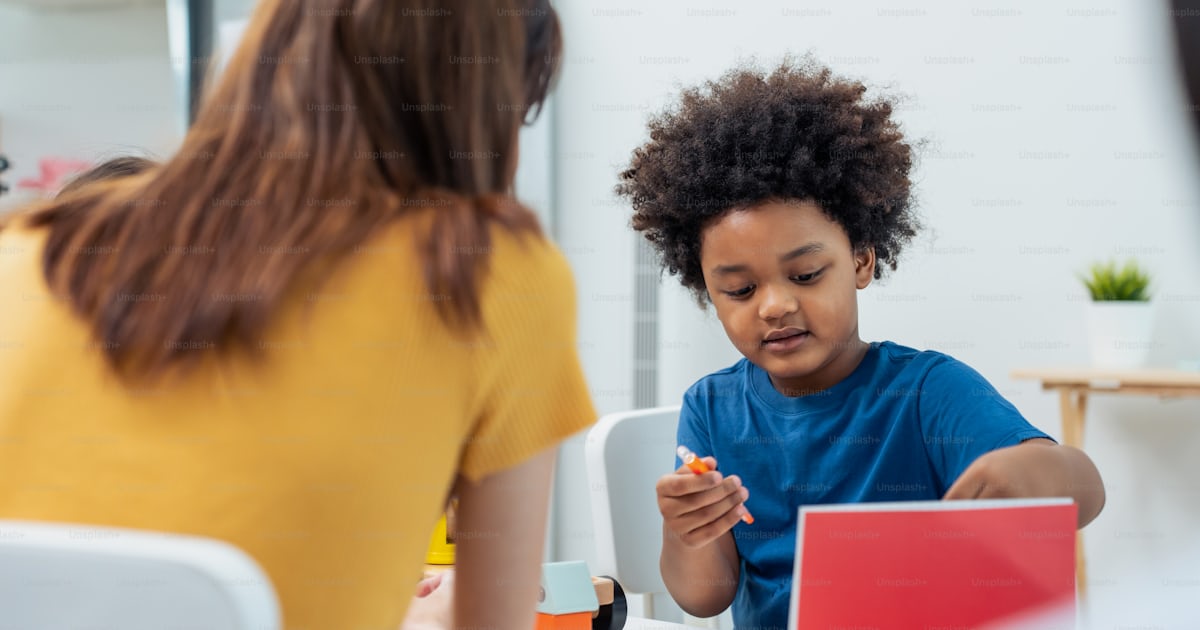 Bella giovane donna asiatica insegnante che insegna arte ai bambini a ... Bella giovane donna asiatica insegnante che insegna arte ai bambini a ...