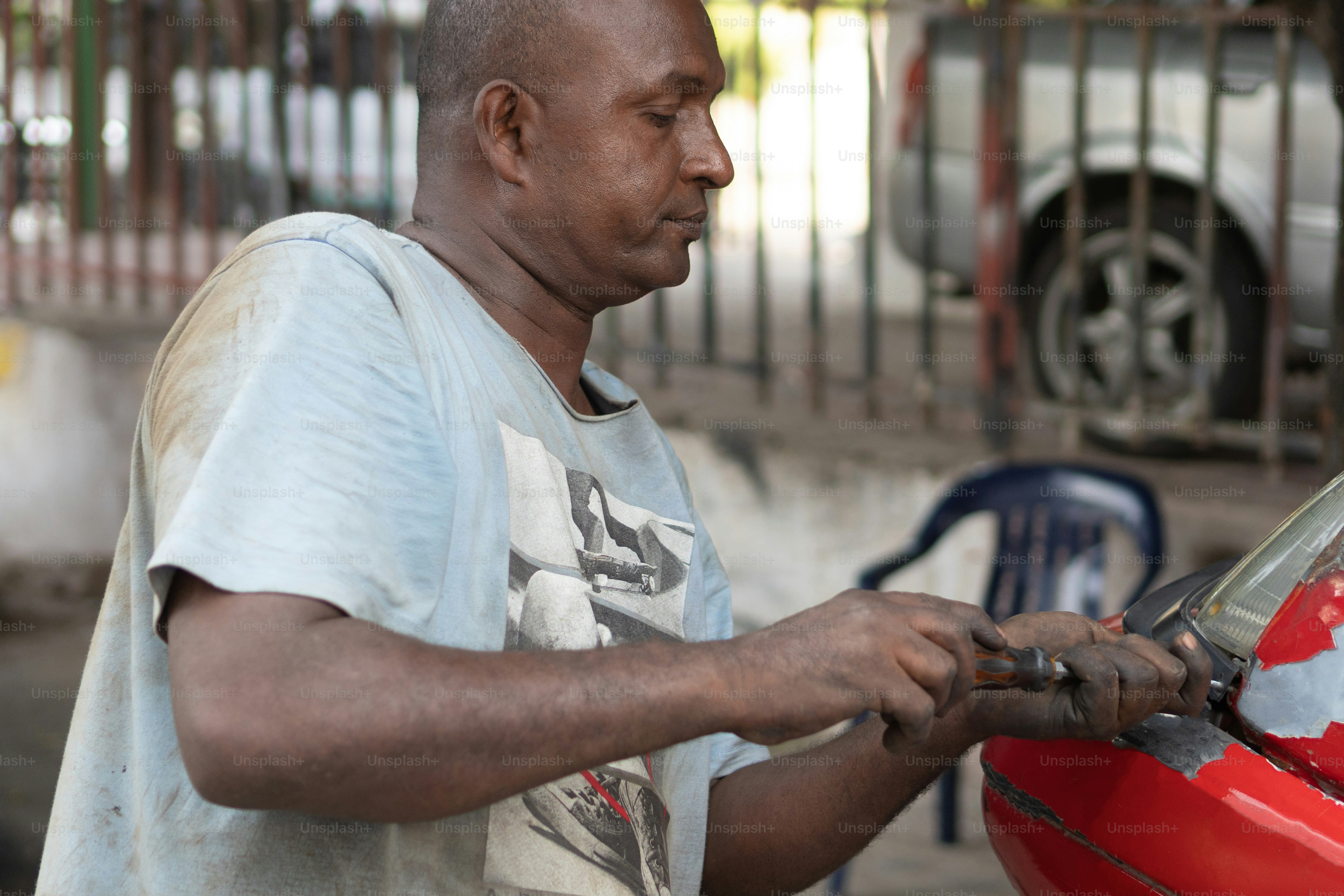Mechanic uses force to unlock bolt photo – Car Image on Unsplash