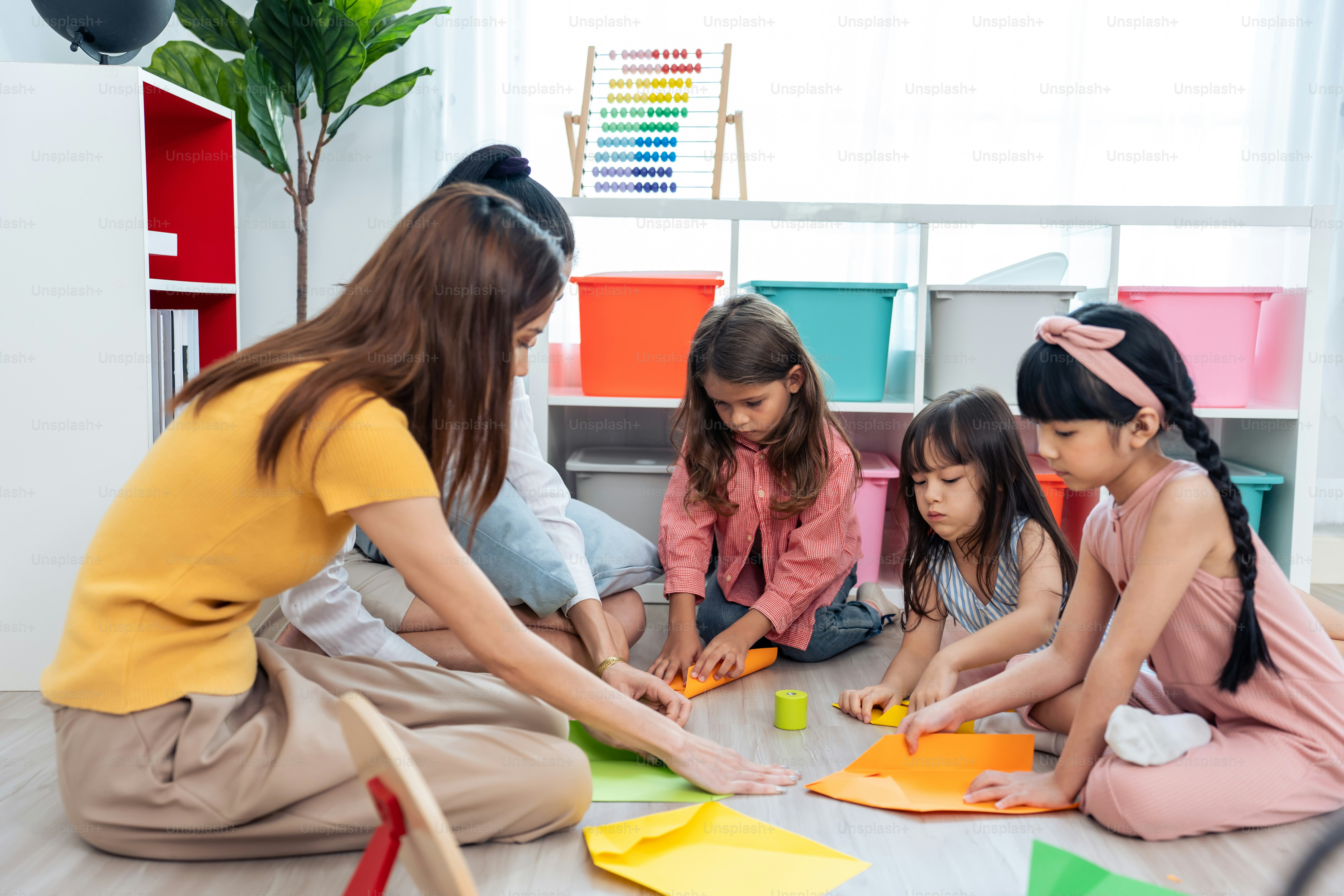 Foto Hermosa maestra joven caucásica que enseña arte a los niños en la ...