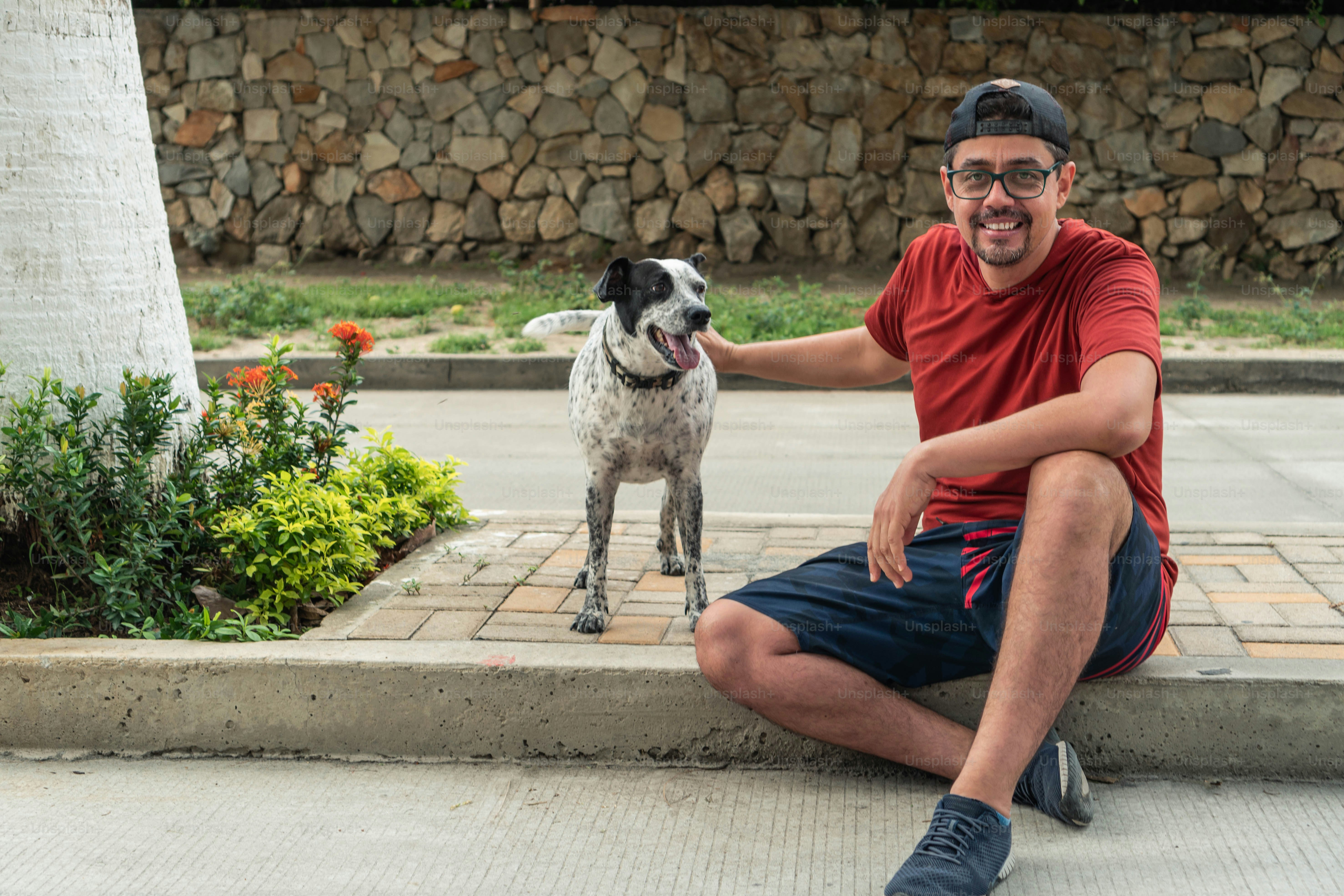 Foto Hombre con perro por la mañana. El hombre lleva una gorra negra ...