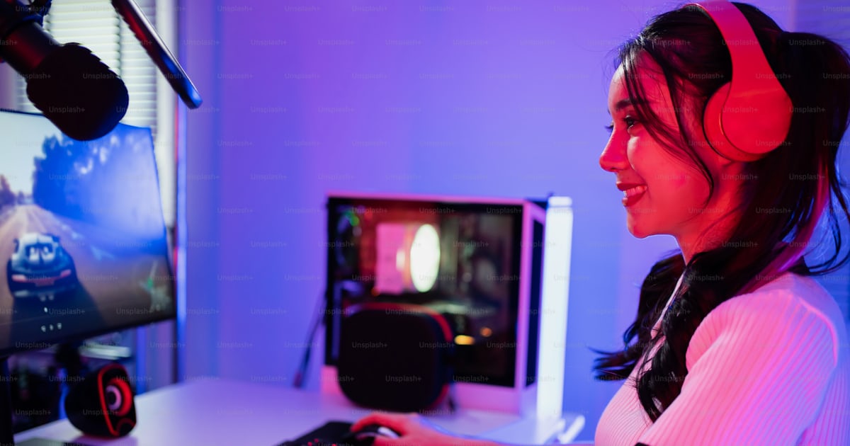 아시아의 아름다운 Esport 여성 게이머는 컴퓨터에서 온라인 비디오 게임을 합니다 매력적인 어린 소녀 게임 플레이어는 행복을