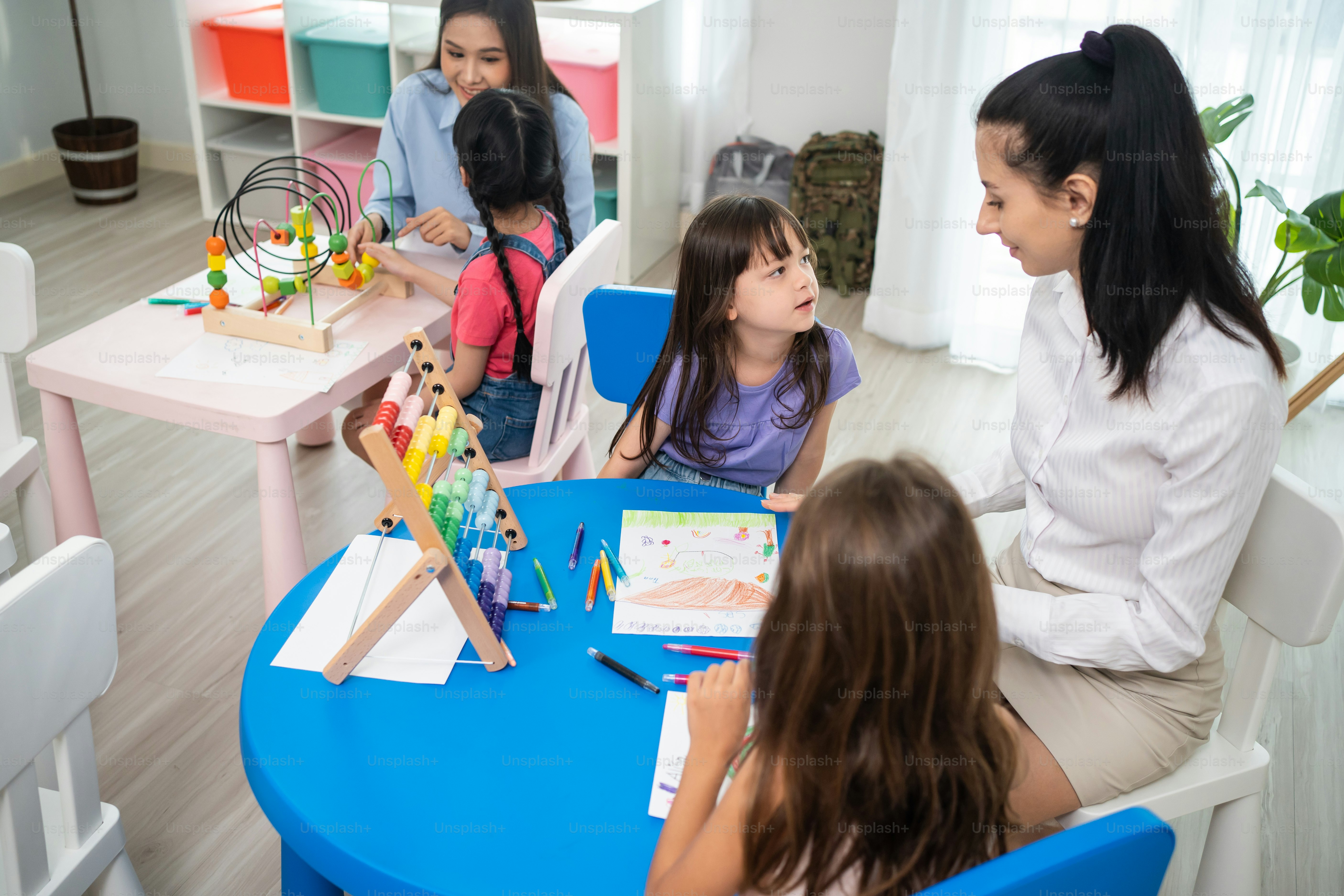 Foto Hermosa maestra joven caucásica que enseña arte a los niños en la ...