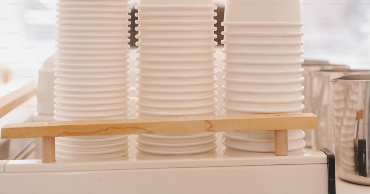 Un Groupe De Tasses Blanches Assises Sur Un Comptoir Photo Café à