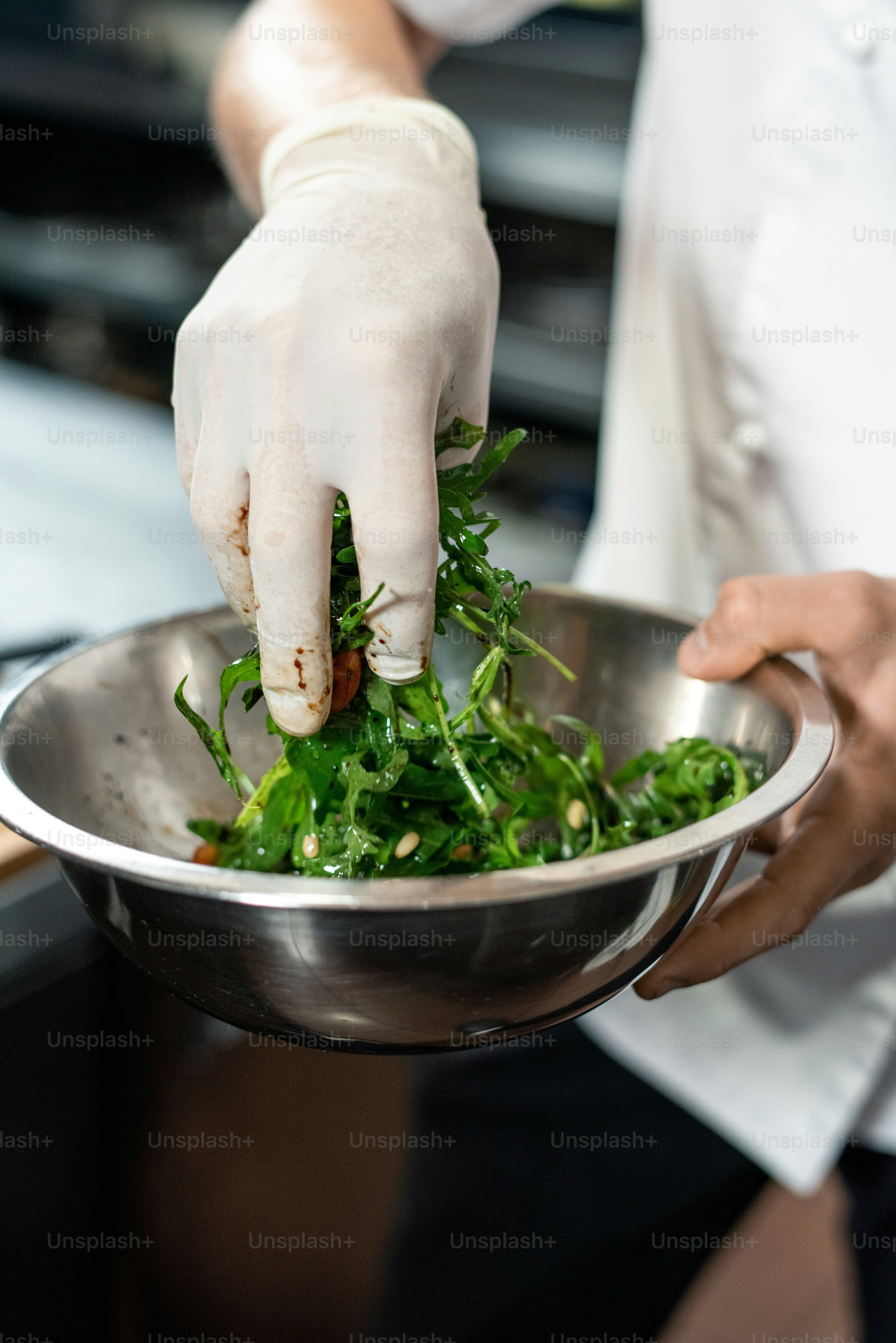 Foto Mano enguantada del chef contemporáneo del restaurante que mezcla ...