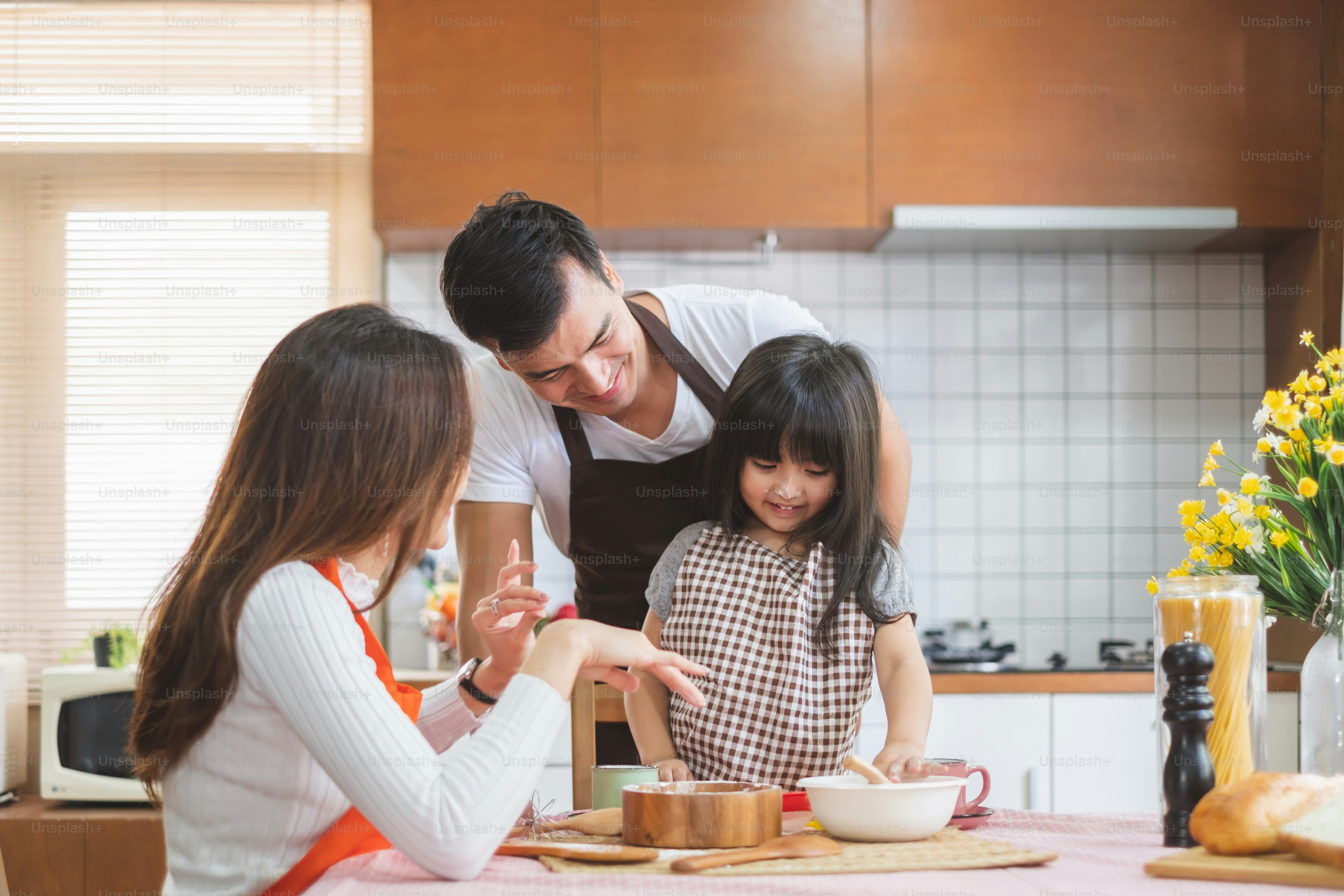 Family In The Kitchen Pictures | Download Free Images on Unsplash