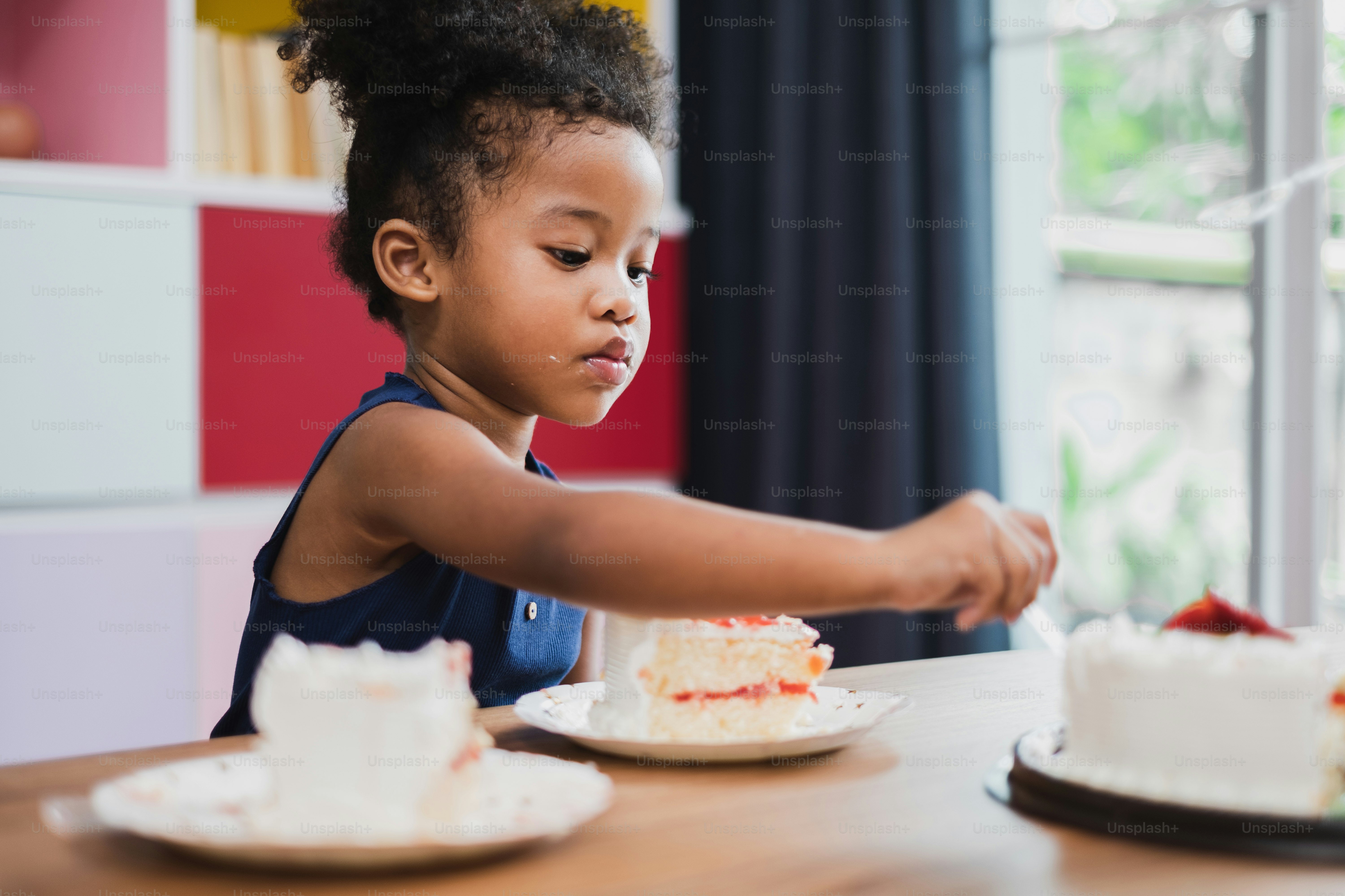 Foto Criança menina africana comendo bolo doce – Imagem de Bolo no Unsplash