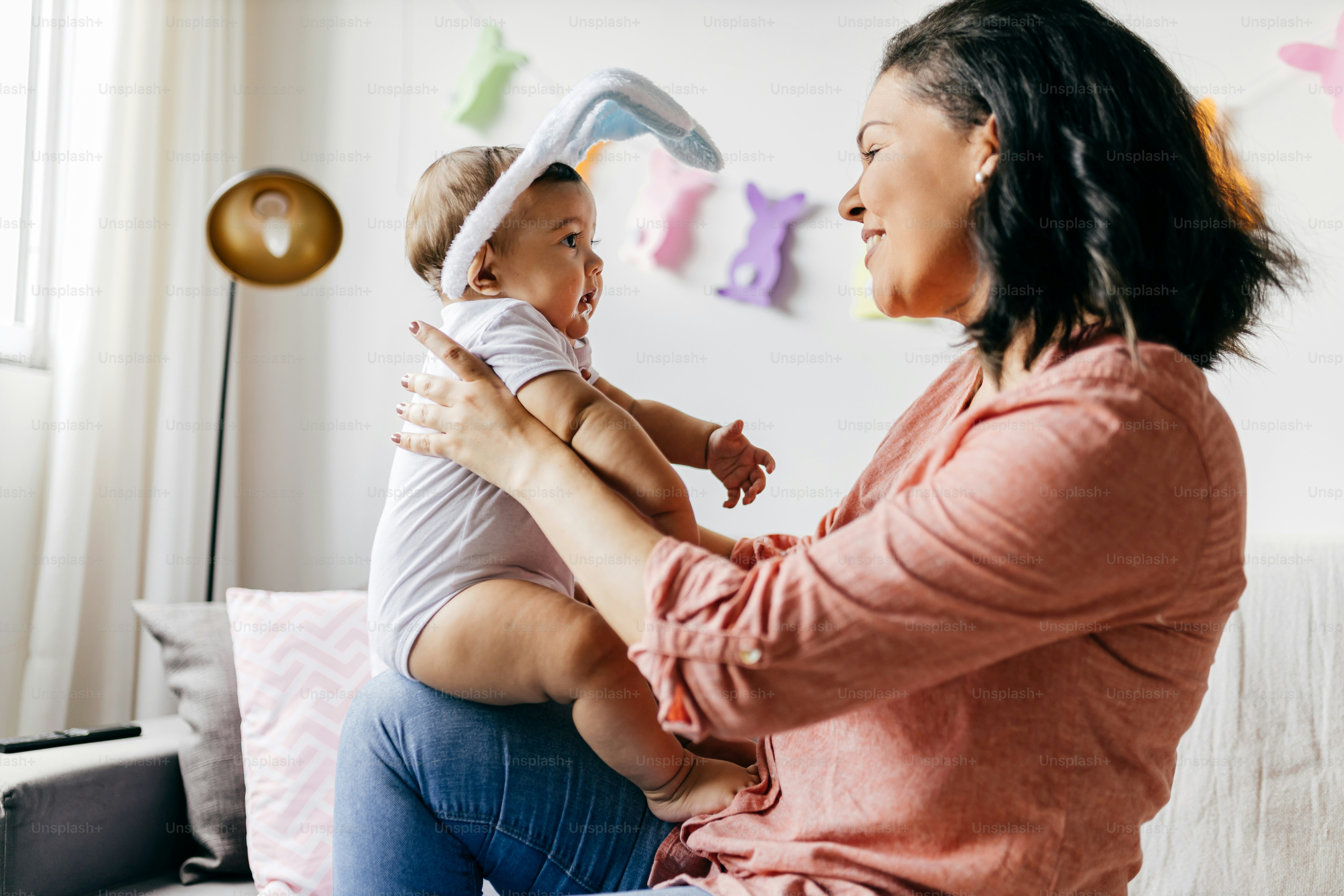 Foto zum Thema Mother and her baby celebrating Easter at home – Bild zu ...