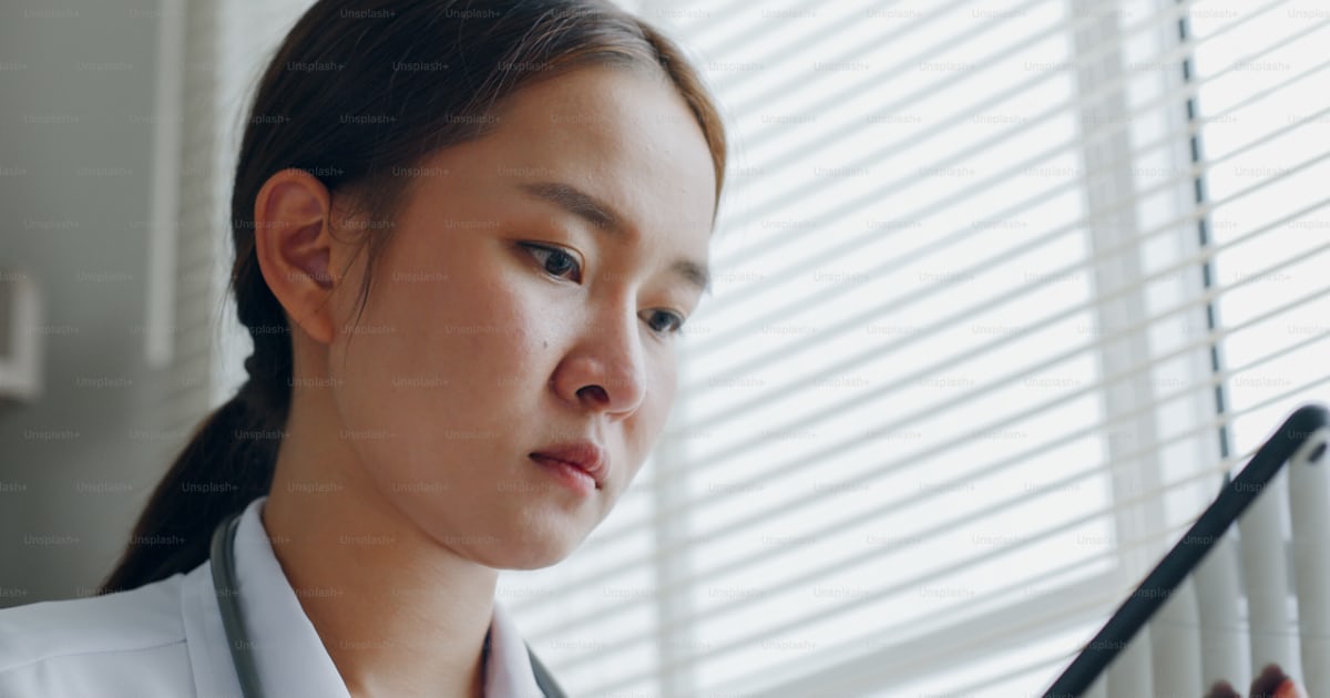 태블릿에서 의료 보고서를 읽는 아시아 여성 의사 의료 사무실 병원에서 일하기 사진 Unsplash의 성인 이미지