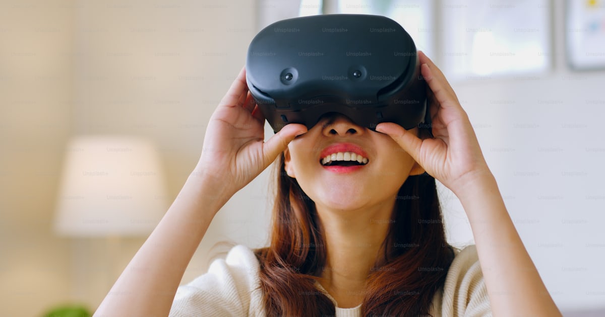 집에서 가상 현실메타버스용 360 Vr 헤드셋을 사용하는 동안 흥분을 느끼는 젊은 아시아 여성 사진 Unsplash의 메타