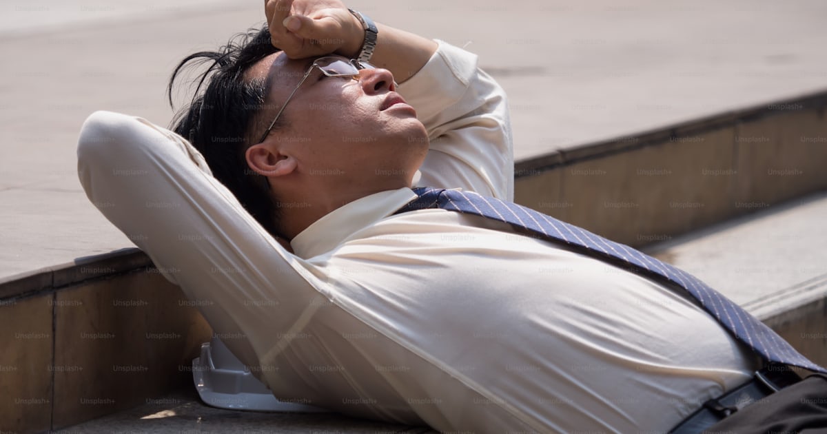 Contrarié Homme Daffaires Asiatique Des Années 40 Fatigué Du Travail