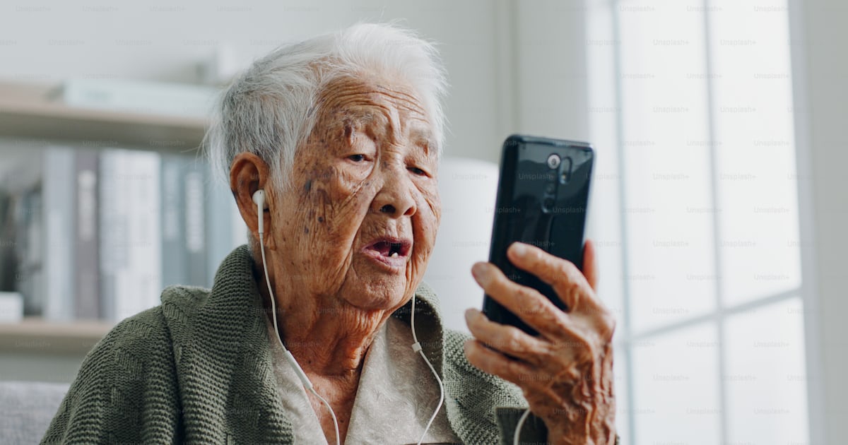 아시아 노인 여성 회색 머리 80 90s 의사와의 화상 통화 원격 의료 원격 의료 개념 사진 Unsplash의 온라인 이미지