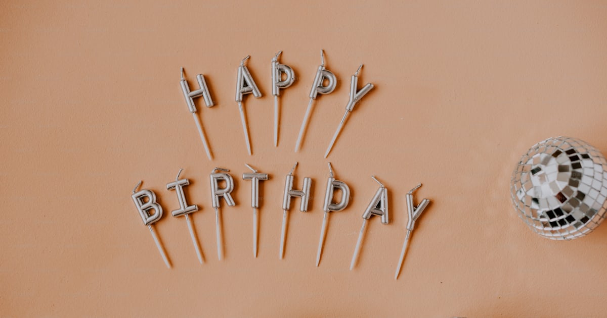 디스코 볼로 만든 생일 축하 메시지 사진 Unsplash의 생일 이미지
