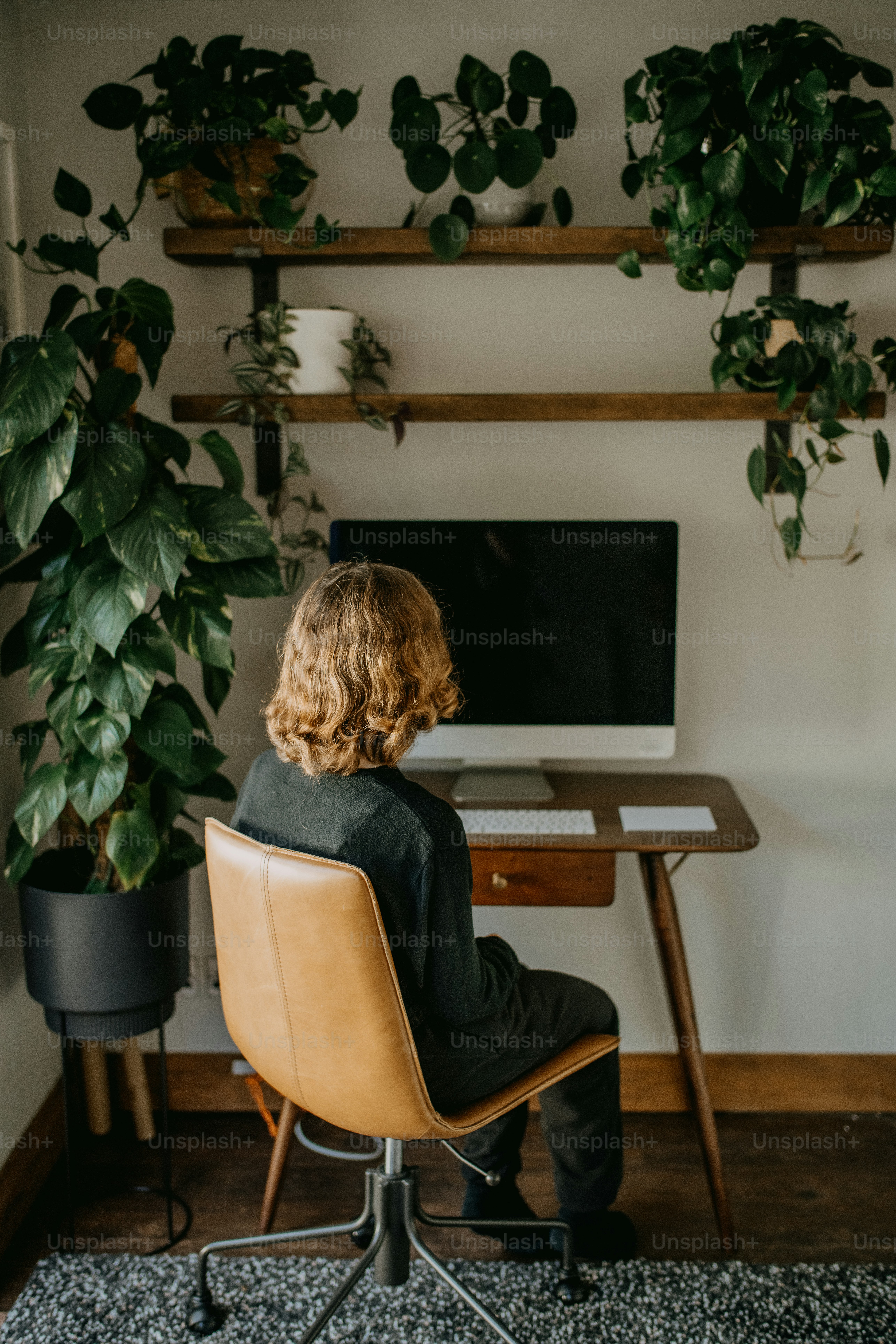 A desk with a computer and a chair photo – Work from home Image on Unsplash