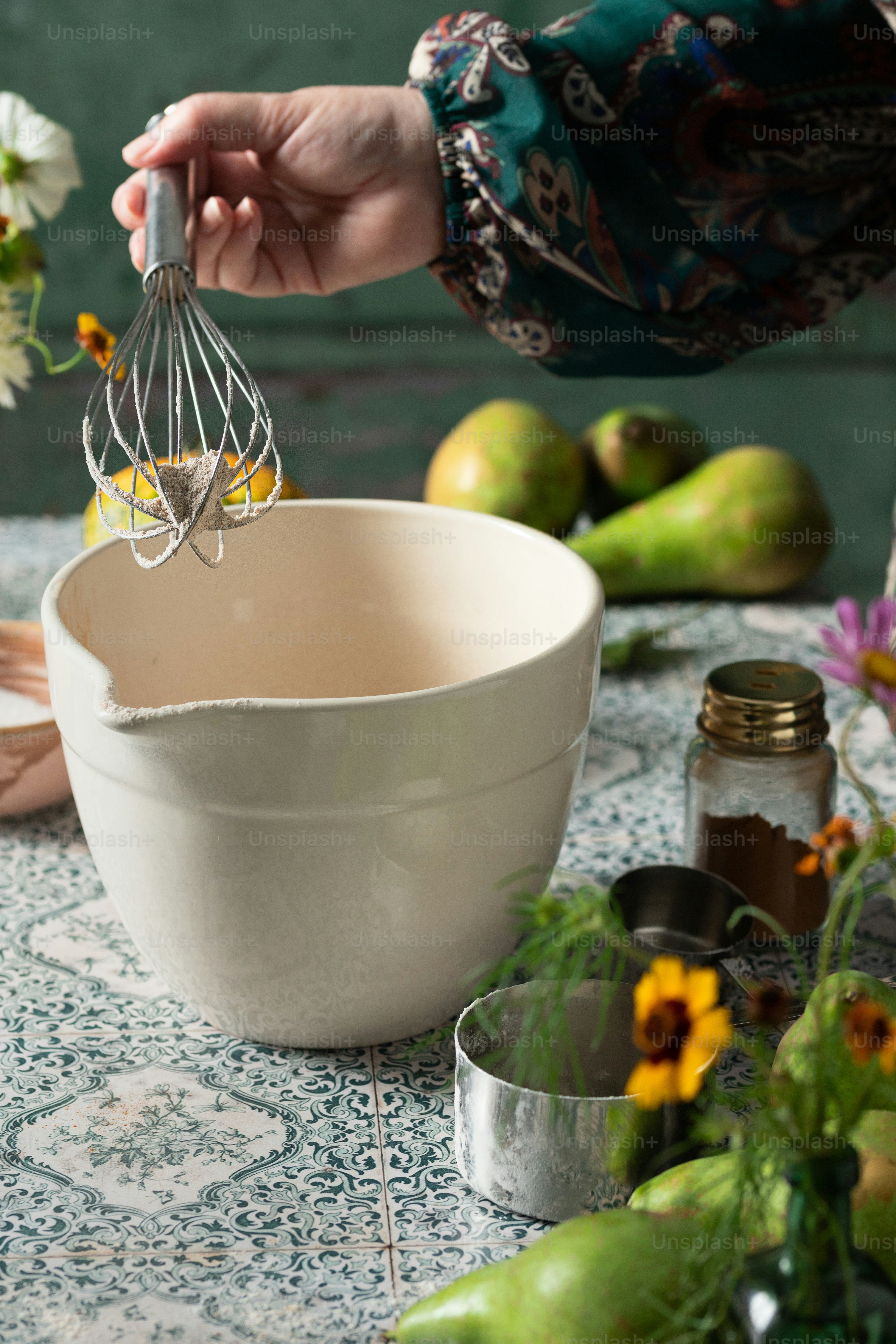 A person whisking a whisk in a bowl photo – Whisking Image on Unsplash