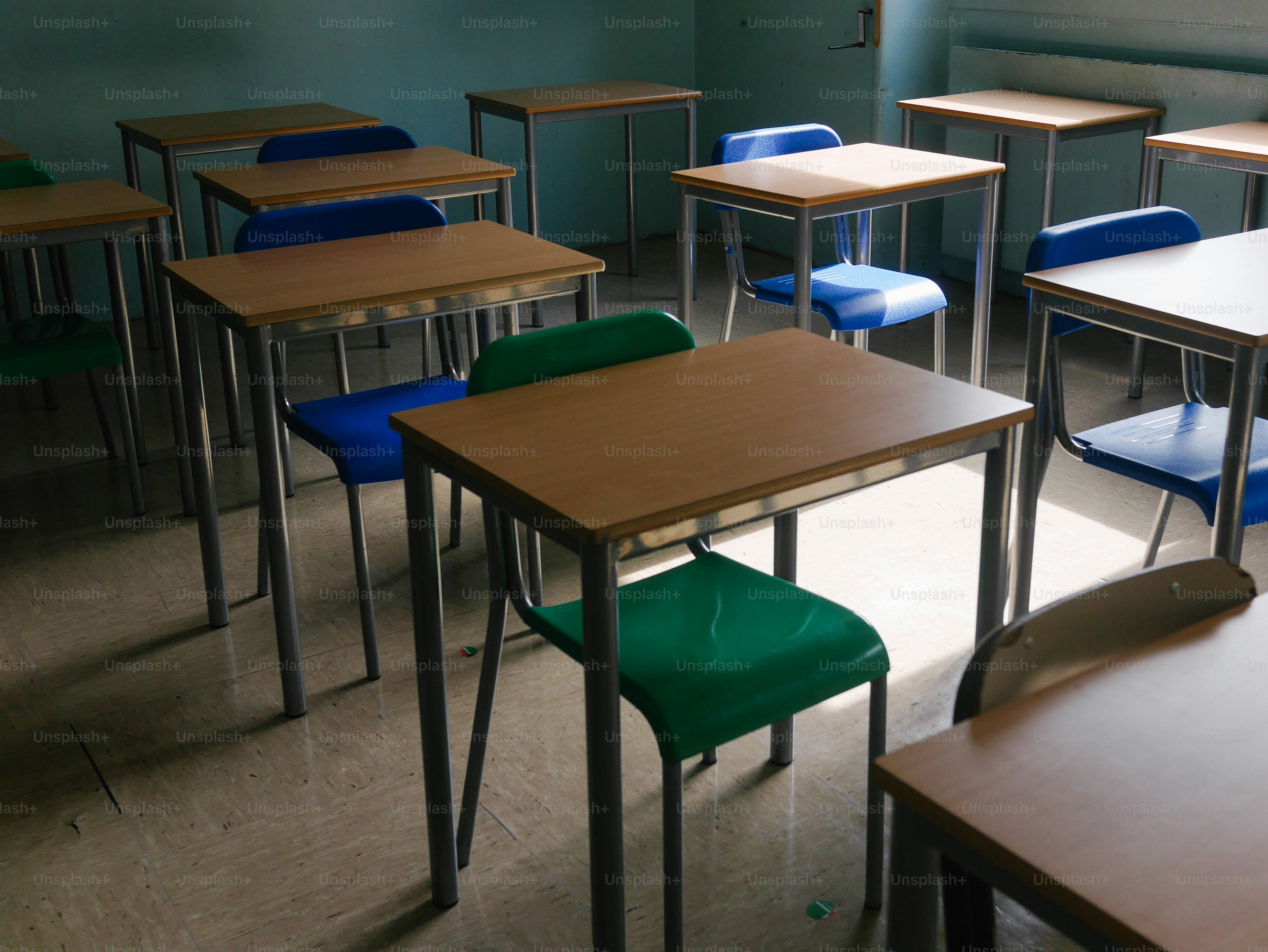 A classroom with a row of desks and chairs photo – Classroom Image on ...