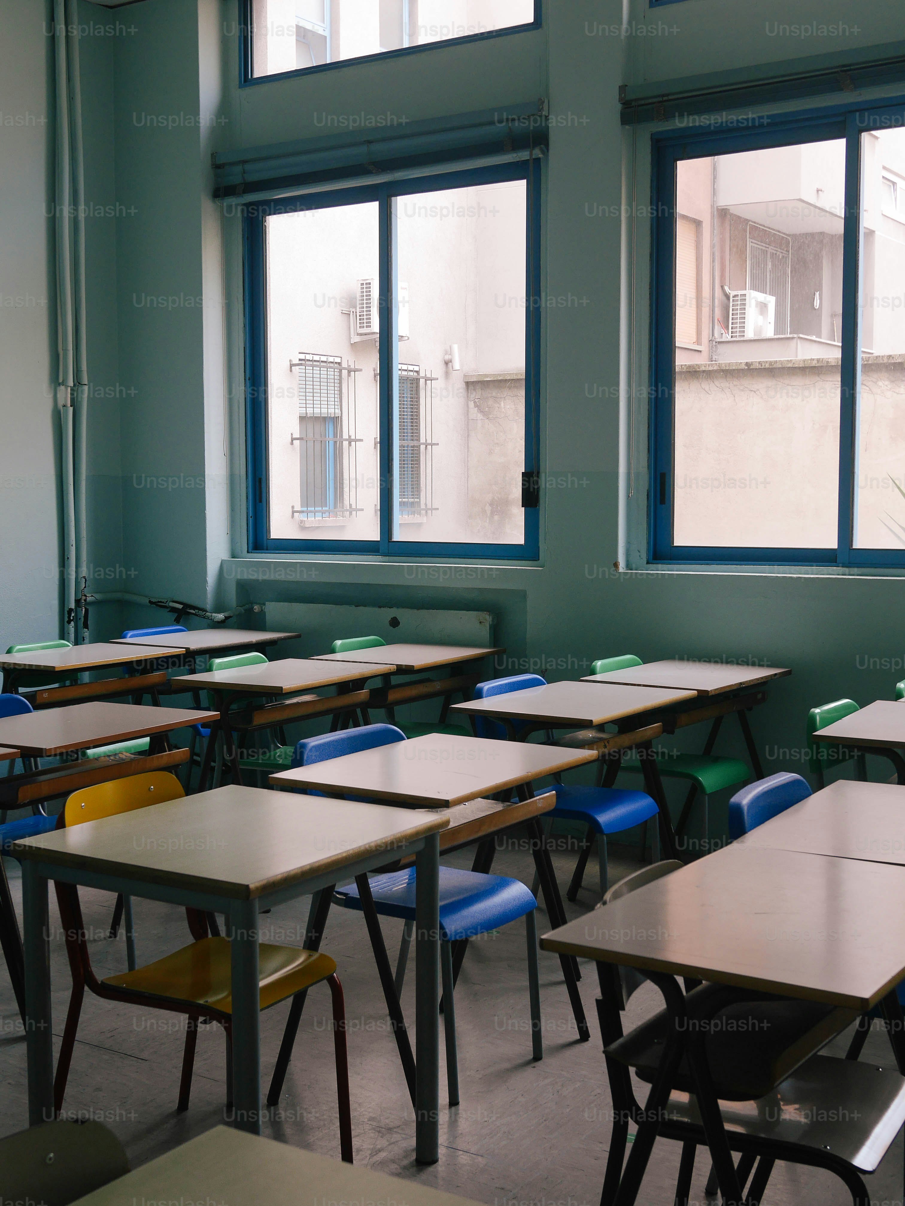 A classroom with a lot of desks and chairs photo – Classroom Image on ...