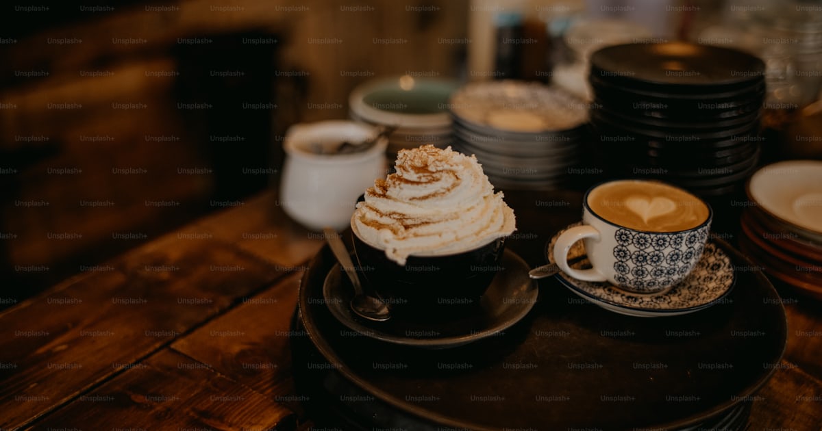 Deux Tasses De Café Posées Sur Une Table En Bois Photo Image De Latte