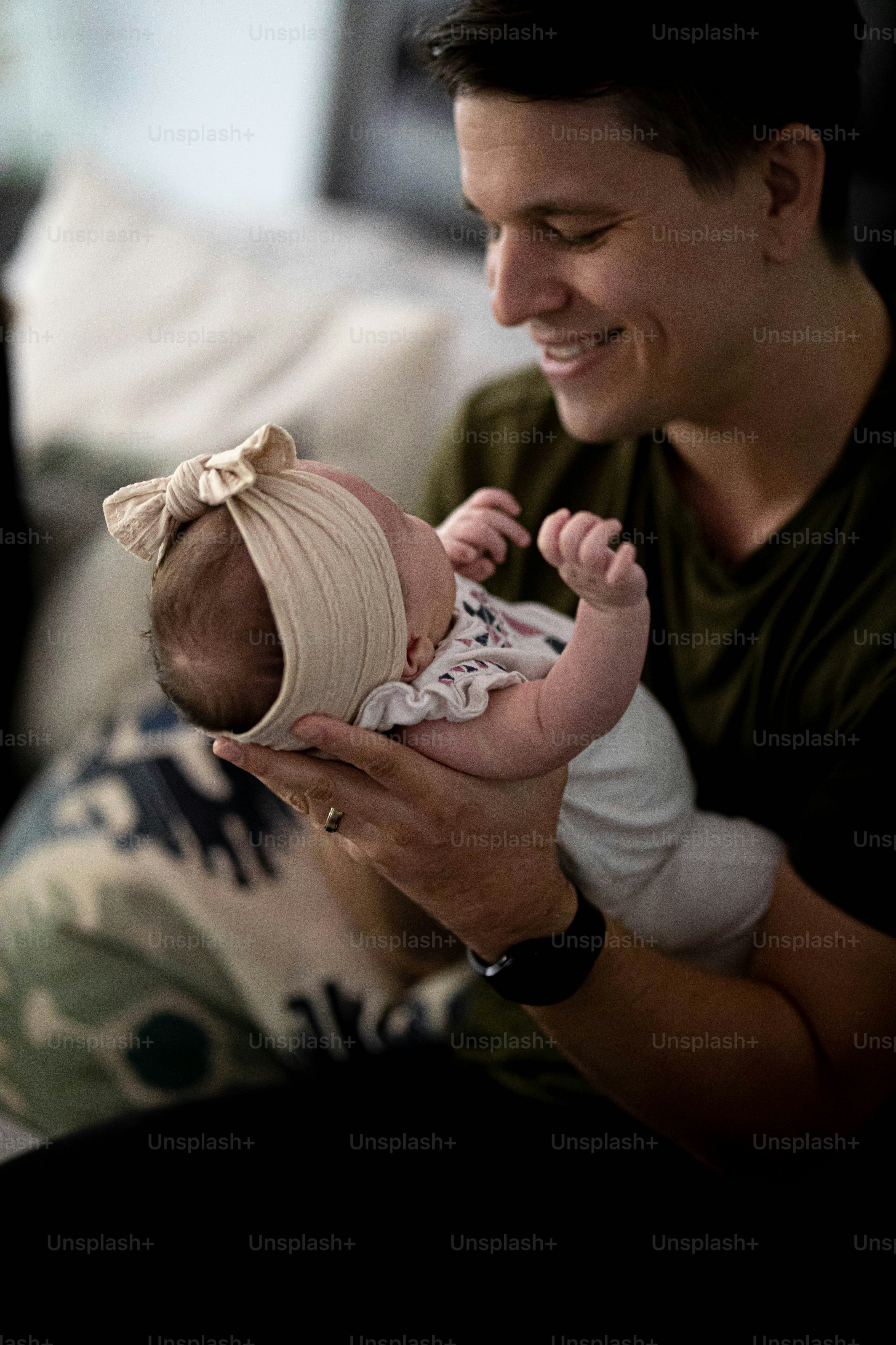 Une femme tenant un bébé dans ses bras photo – Nouveau née Photo sur ...