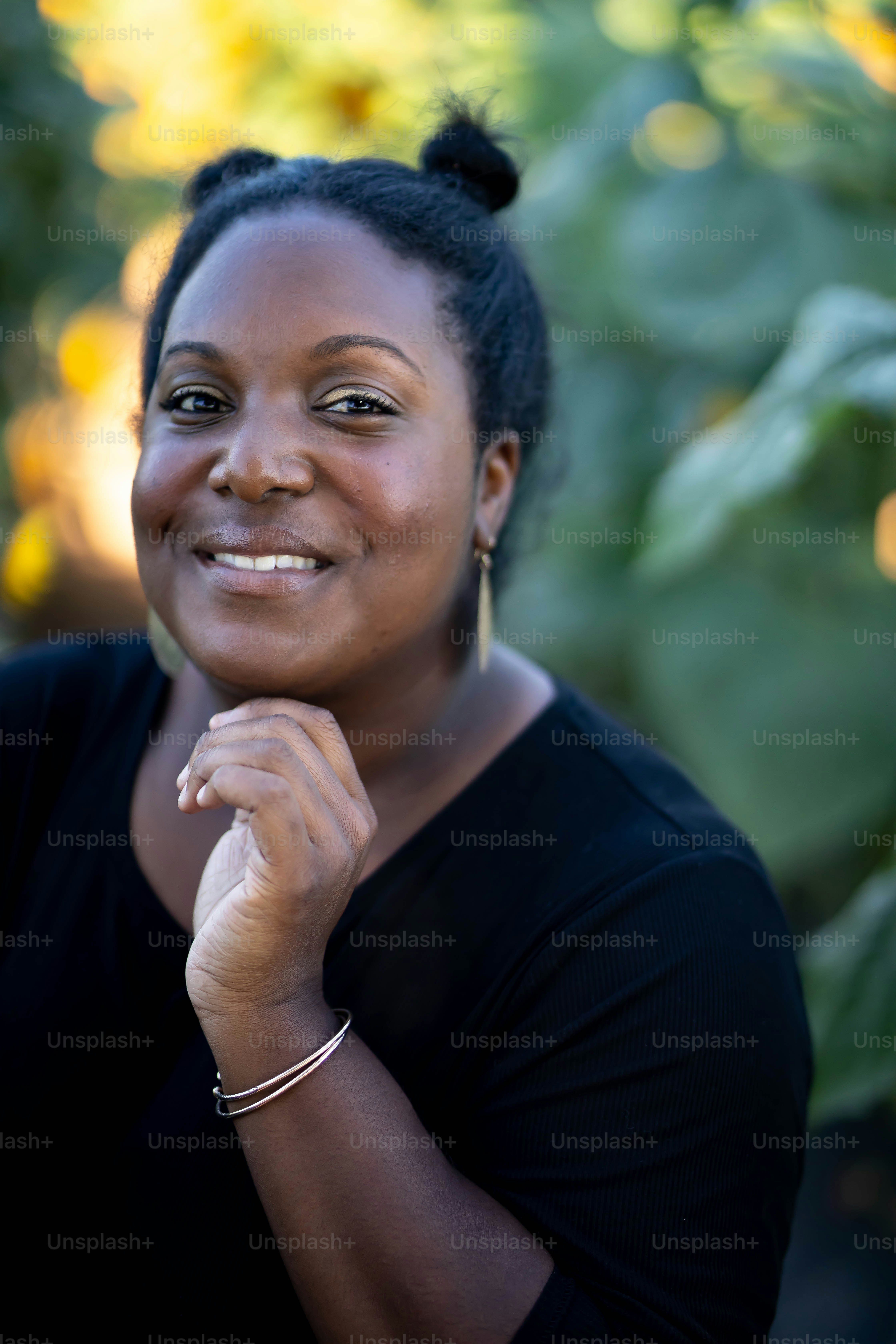 A woman with her hand on her chin photo – Happy Image on Unsplash