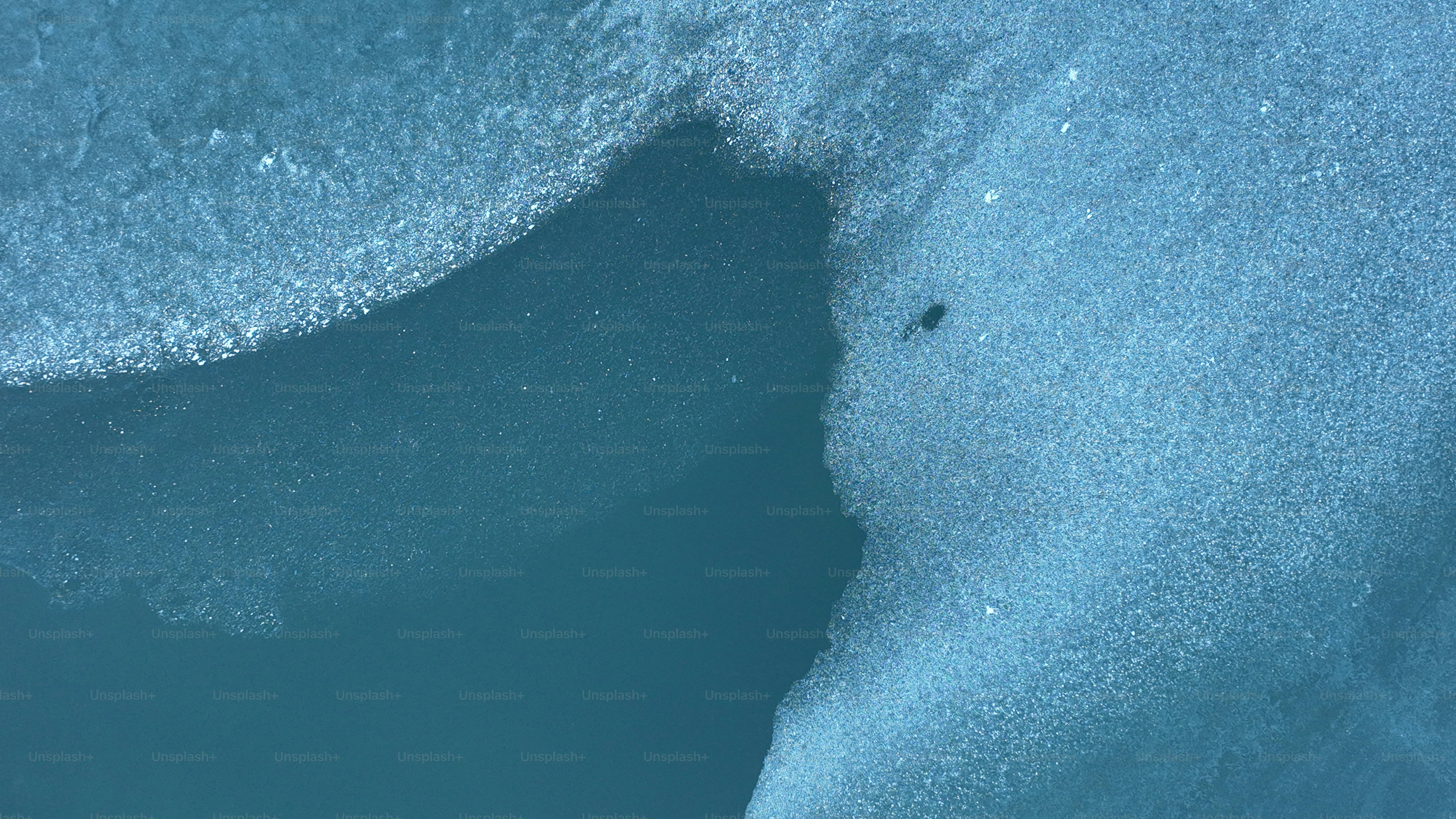 A view of the water from above looking down photo – Lake Image on Unsplash