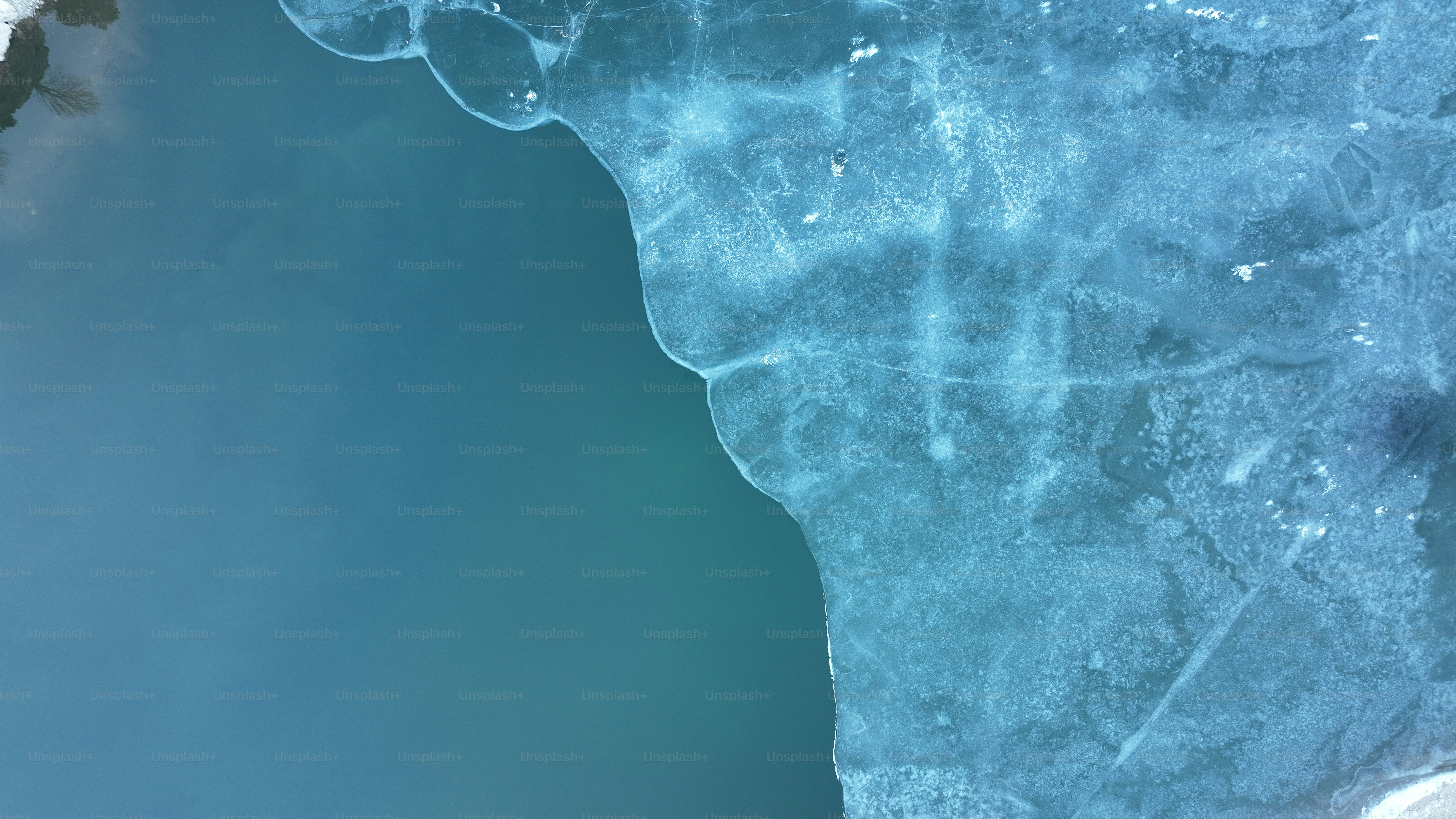 An aerial view of ice and water from a plane photo – Ice Image on Unsplash