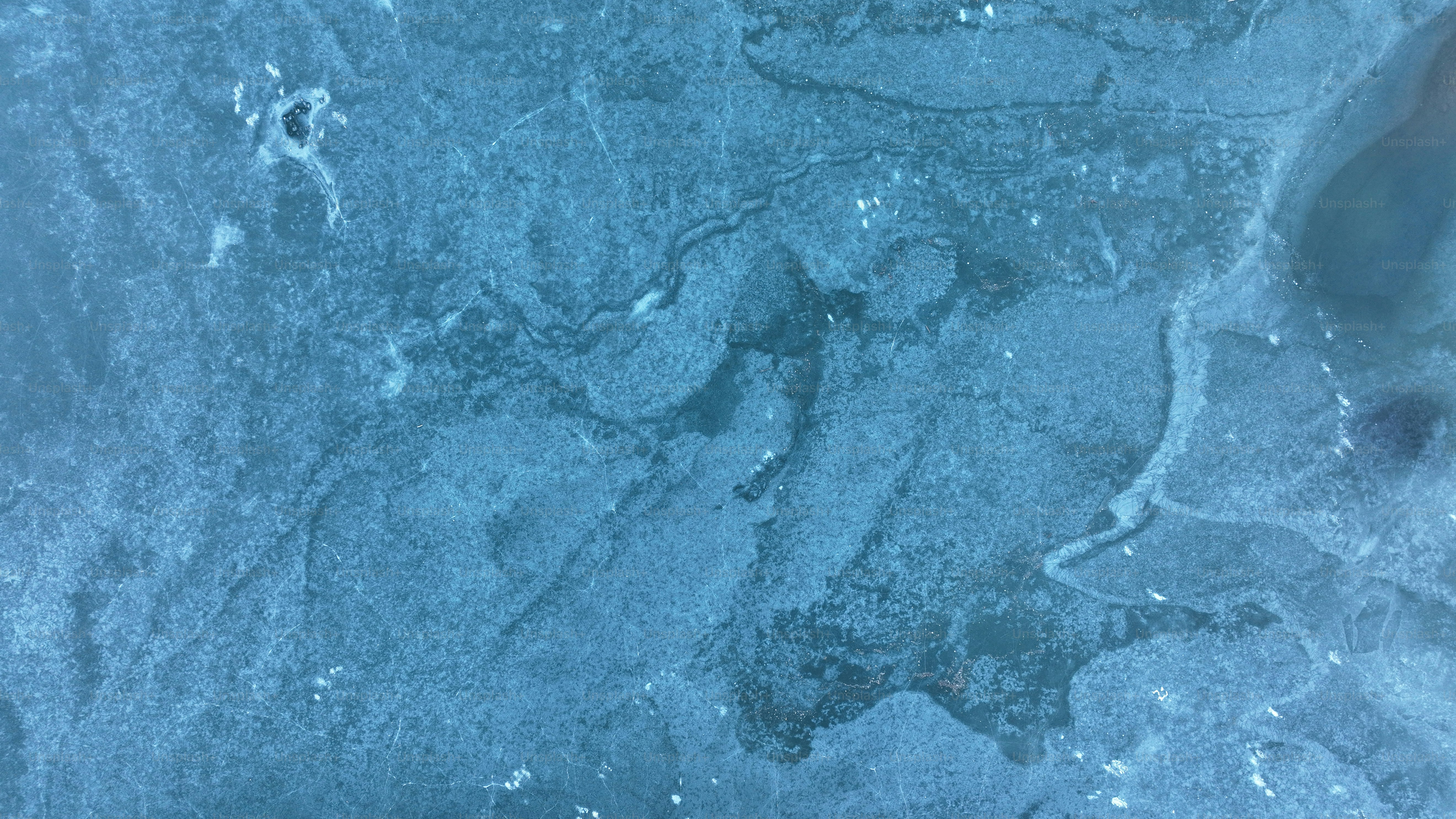 Un gros plan de la glace sur l’eau photo – La glace Photo sur Unsplash