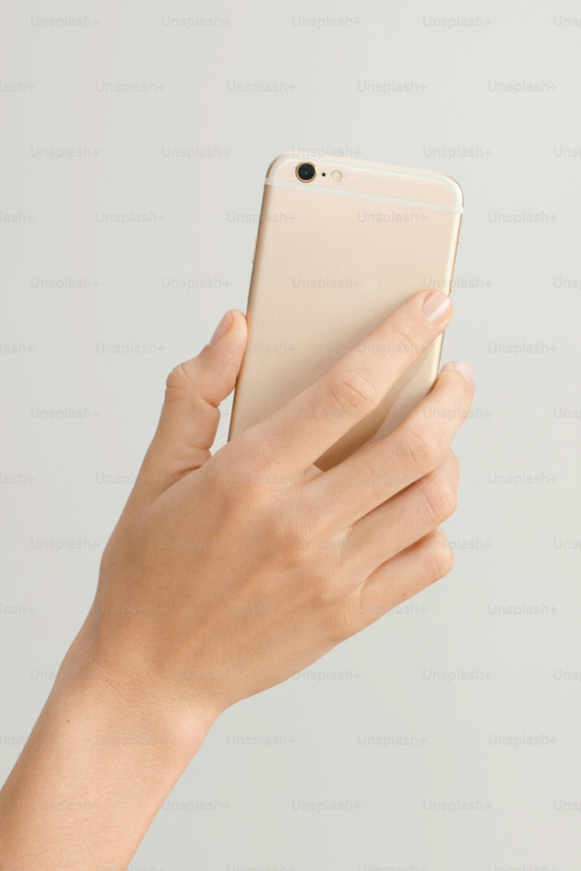 A person holding a cell phone in their hand photo – Handphone Image on ...