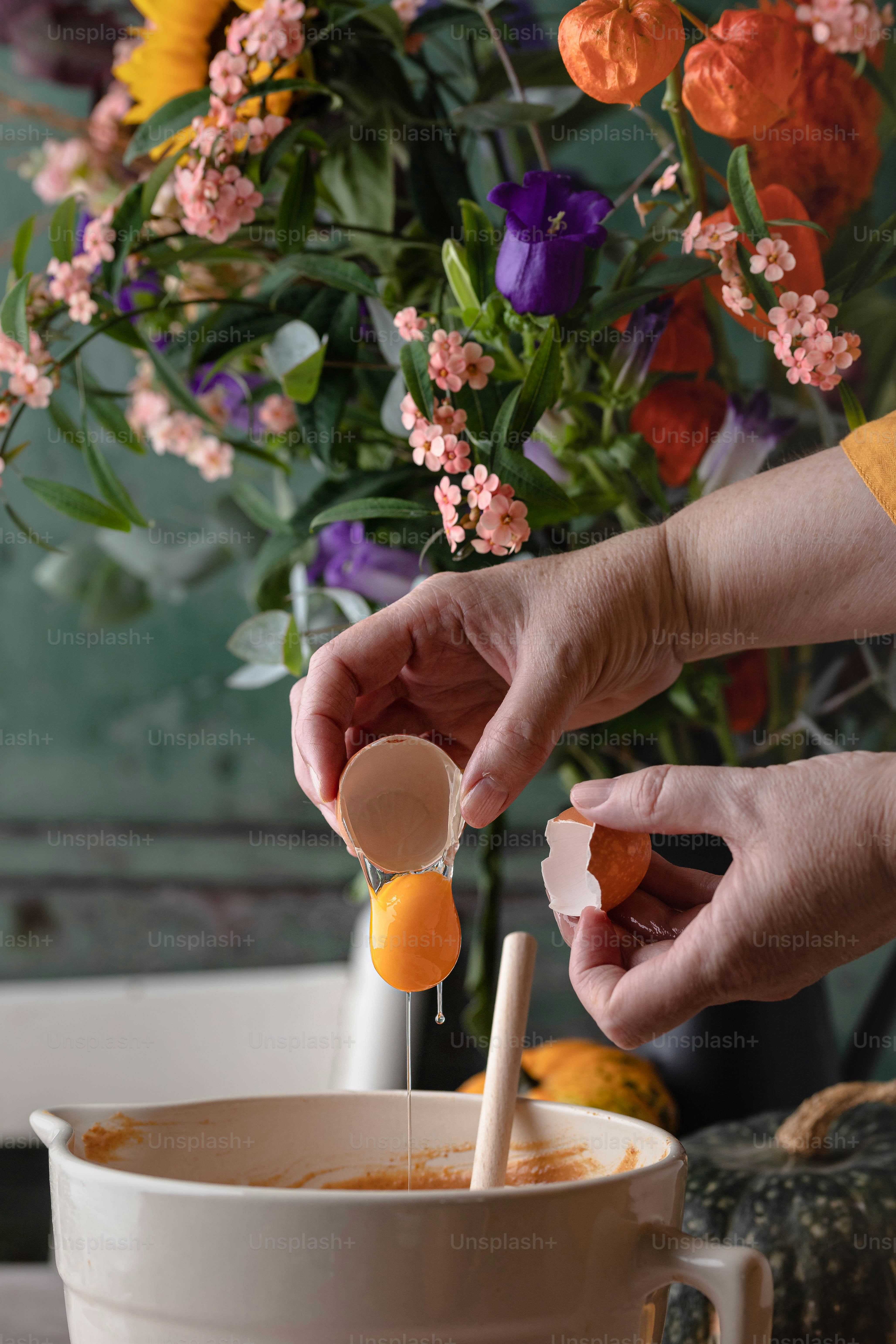 A person scooping an orange into a bowl photo – Baking Image on Unsplash
