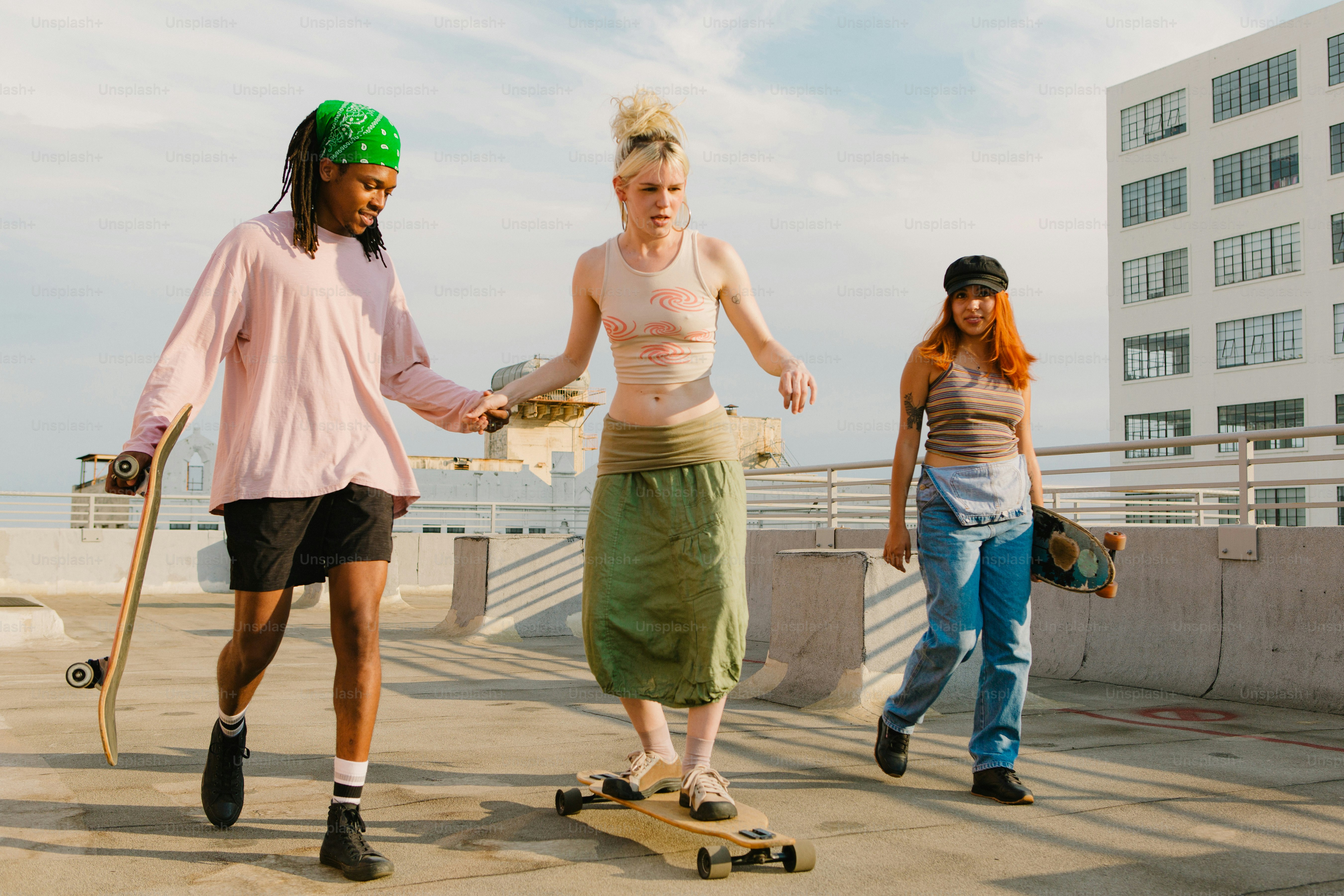 Foto Un grupo de jóvenes montando patinetas por una acera – Ropa Imagen ...