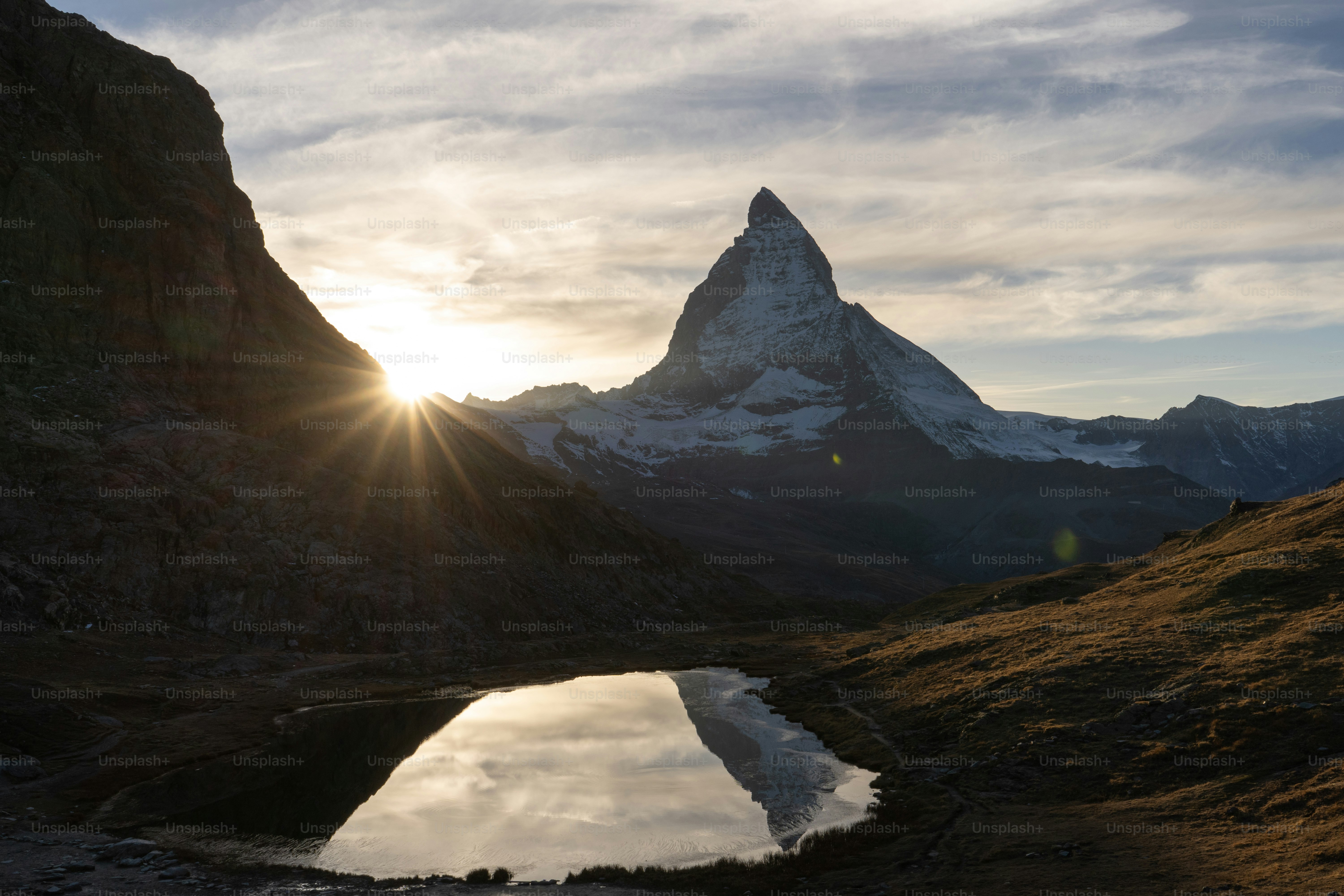 Foto zum Thema Ein Berg mit einem See in der Mitte – Bild zu Zermatt ...