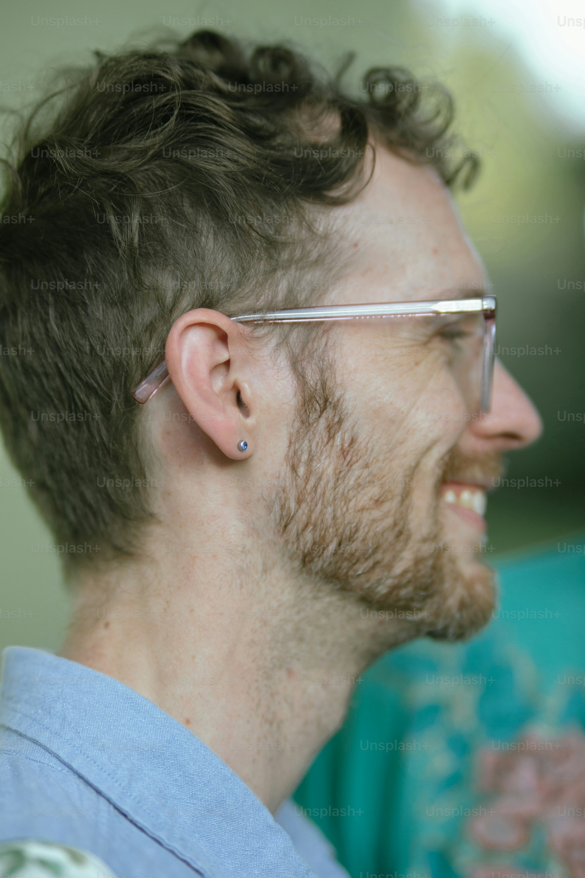 A close up of a person wearing a pair of glasses photo – Earring Image ...